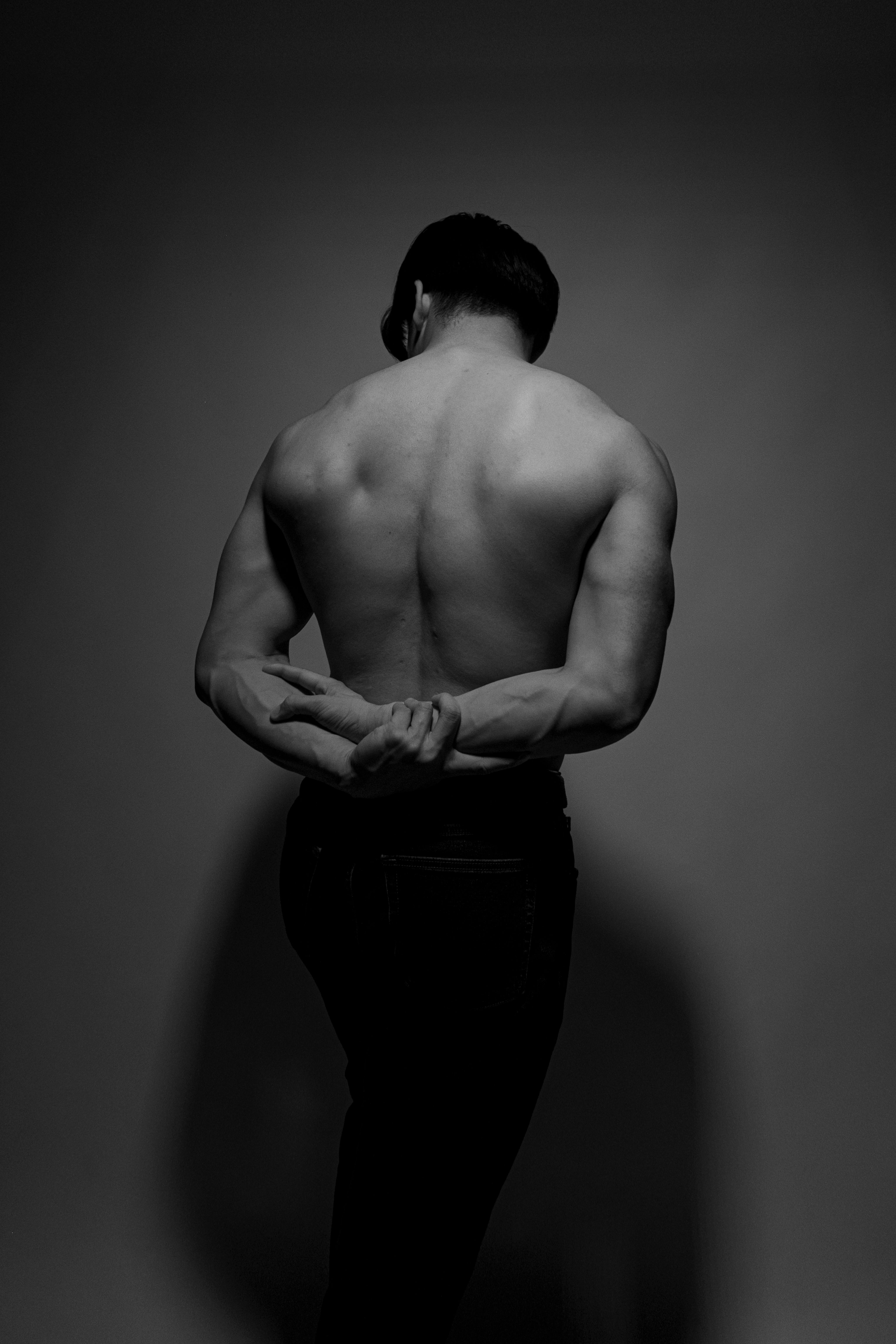 Retrato Monocromático Das Costas De Um Homem Musculoso · Foto ...