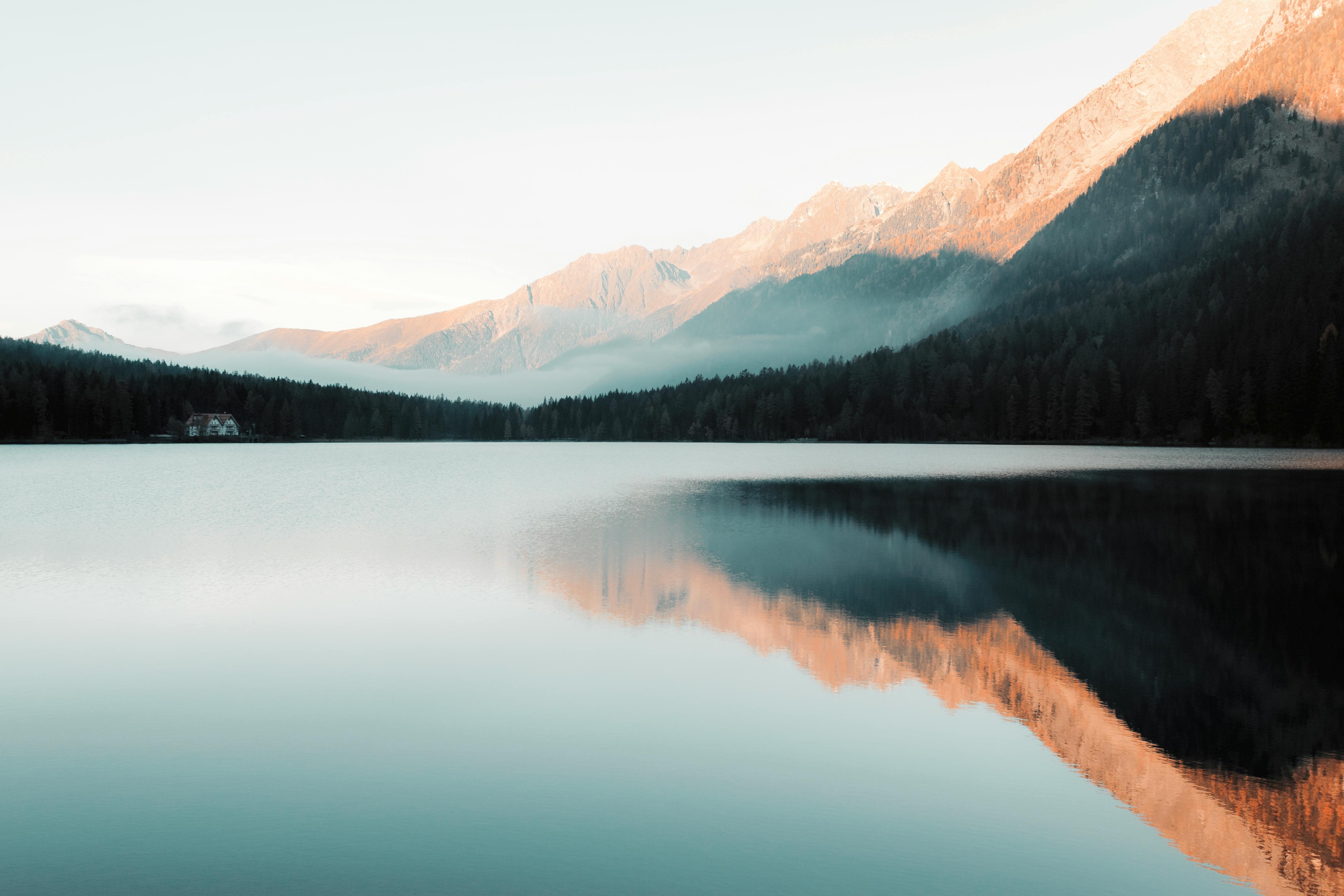 Serene Mountain Lake Reflection at Dawn · Free Stock Photo