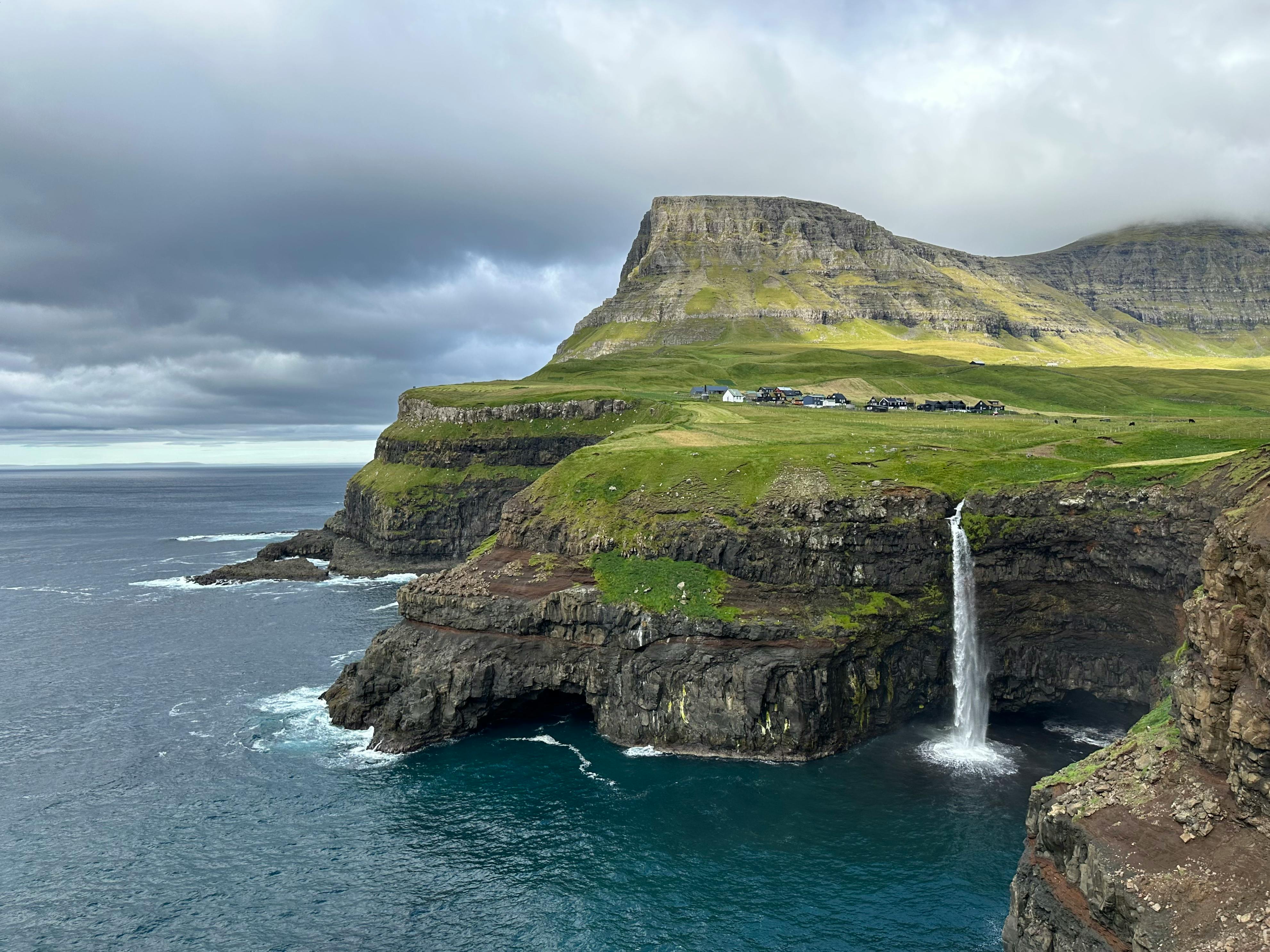 Acantilados Y Cascadas Espectaculares En Las Islas Feroe · Foto de ...