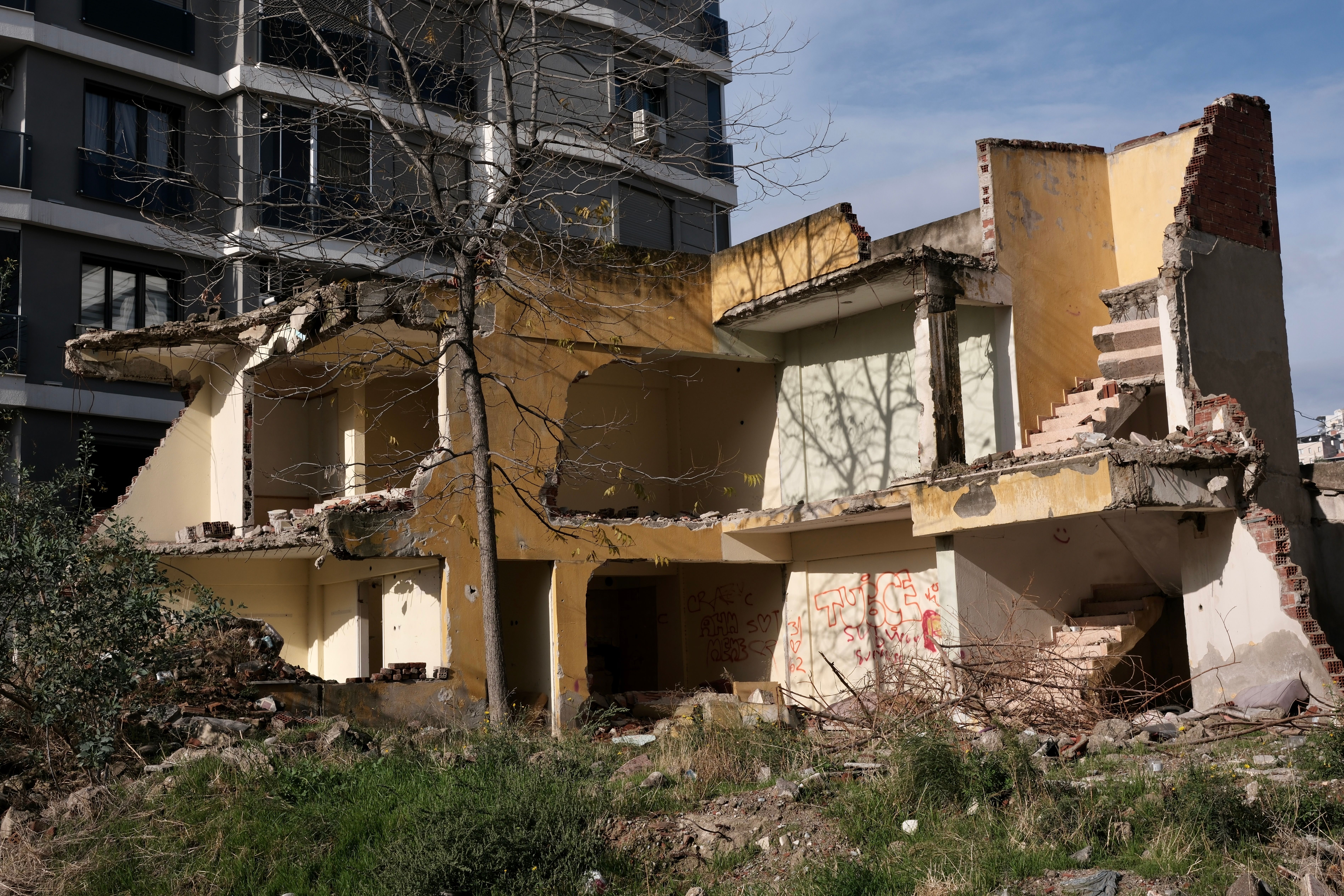 Partially Collapsed Building in İzmir, Türkiye · Free Stock Photo