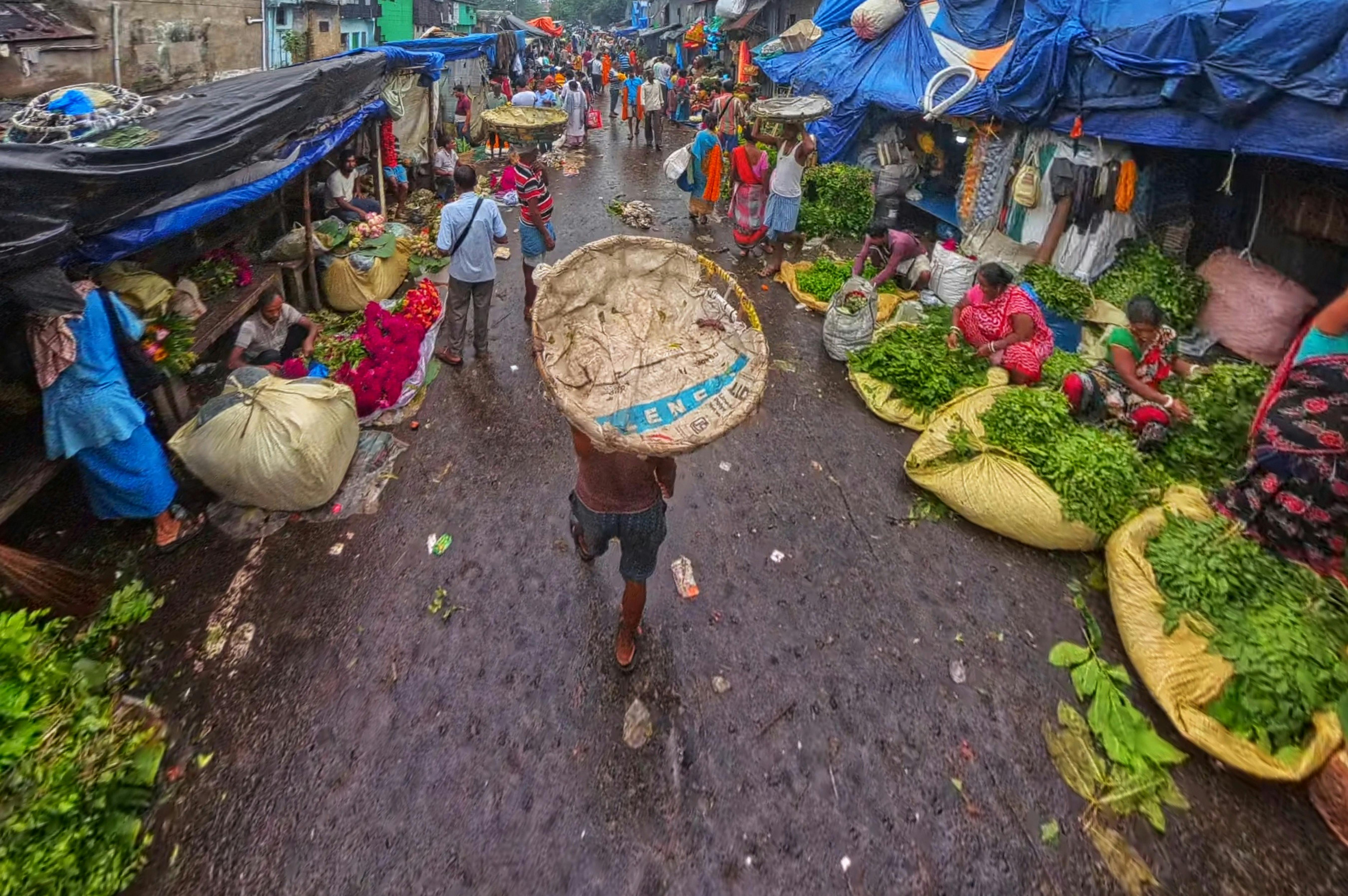 Vibrant Kolkata Market Scene Captured with Street Detail · Free Stock Photo