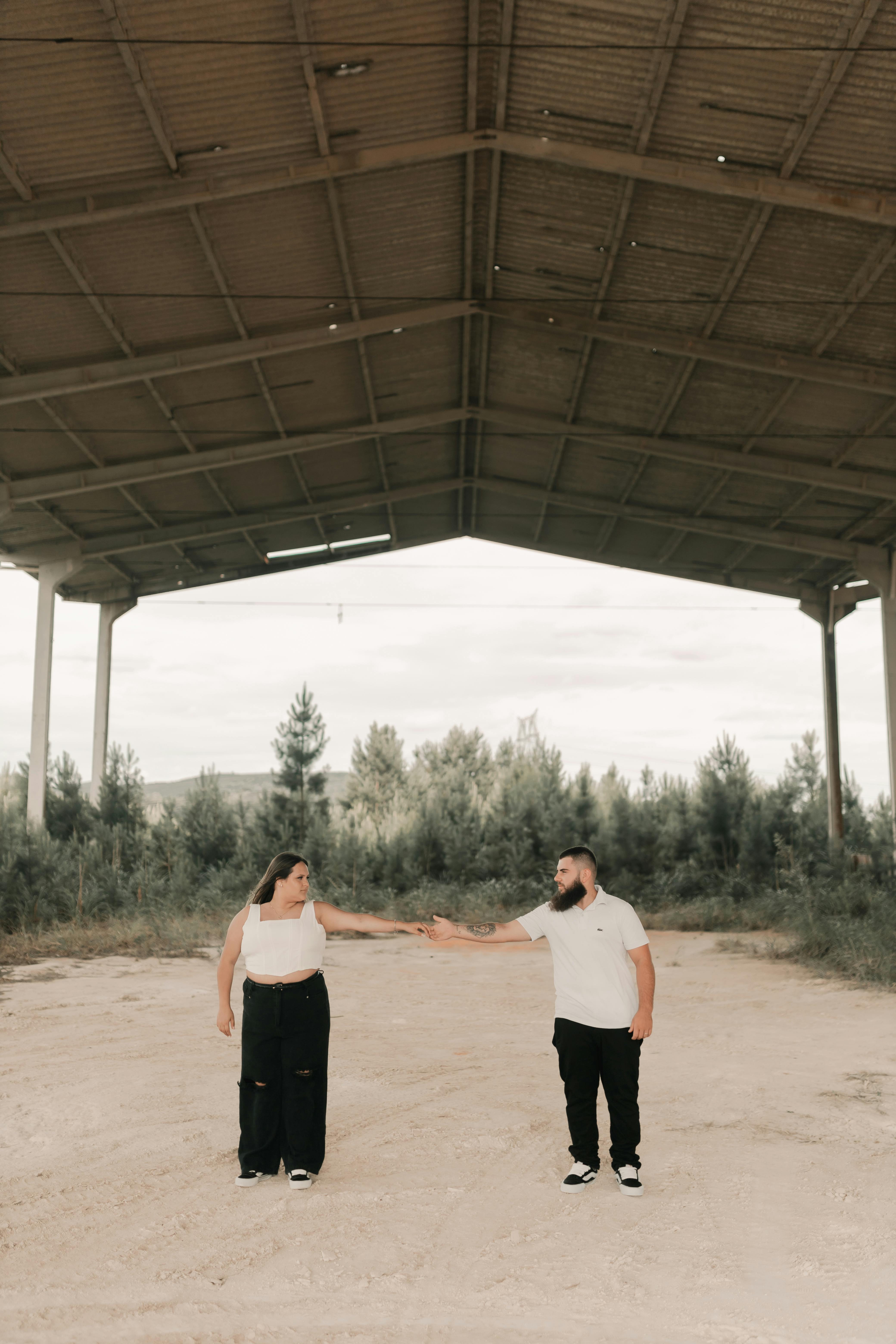 Pareja Cogida De La Mano Bajo Un Pabellón Rústico · Foto de stock gratuita