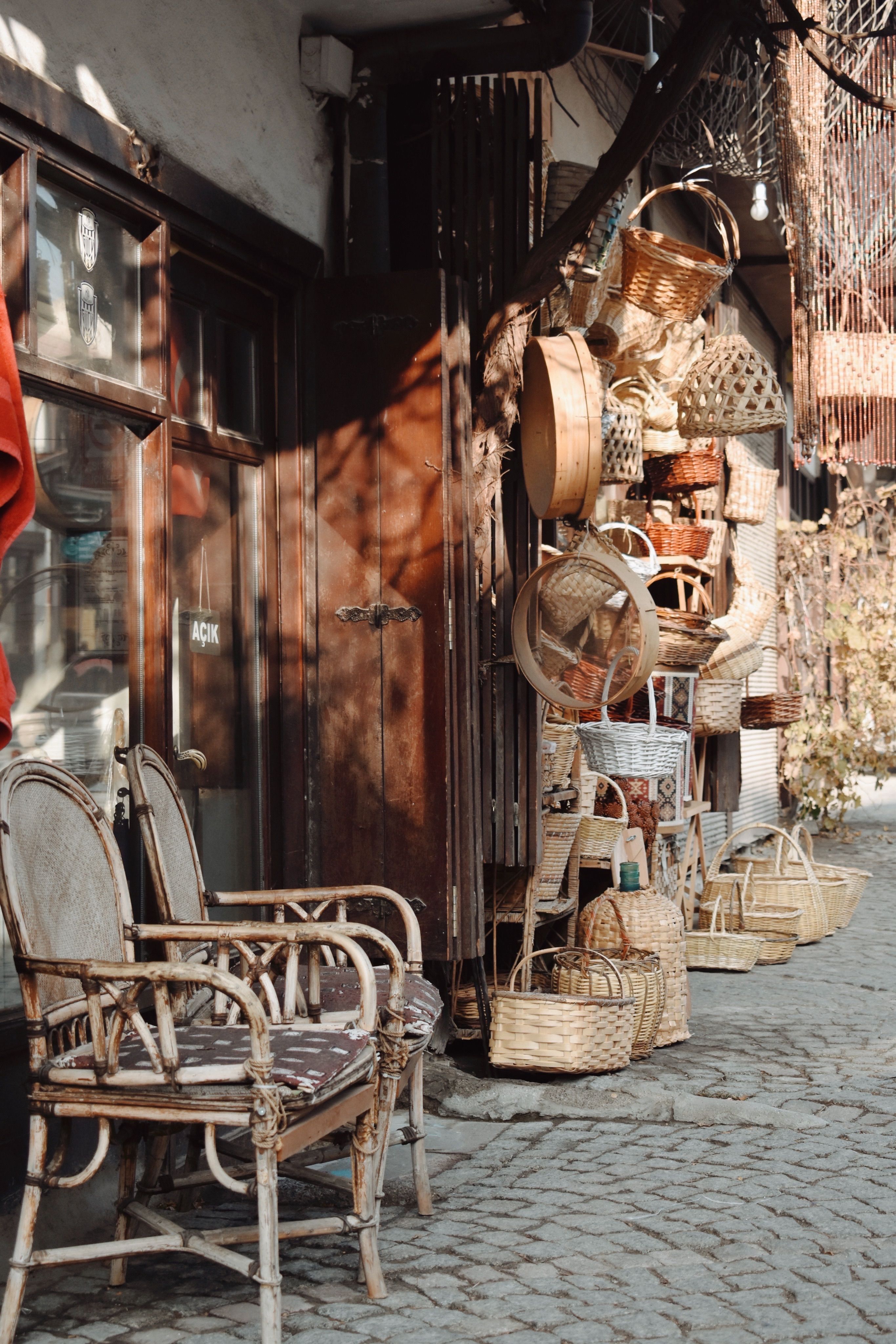 Charming Outdoor Market with Wicker Baskets Displayed · Free Stock Photo