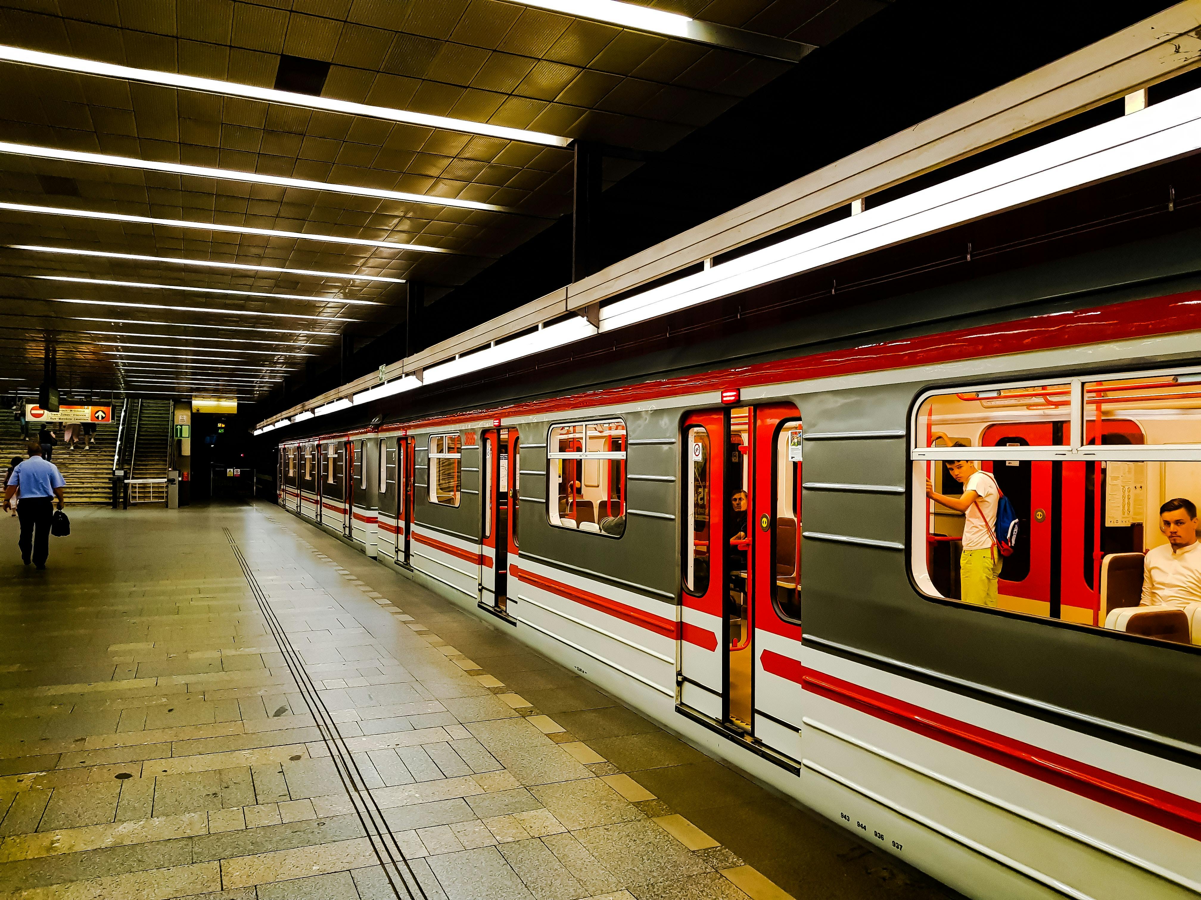 Foto de stock gratuita sobre estación de metro, metro, Praga