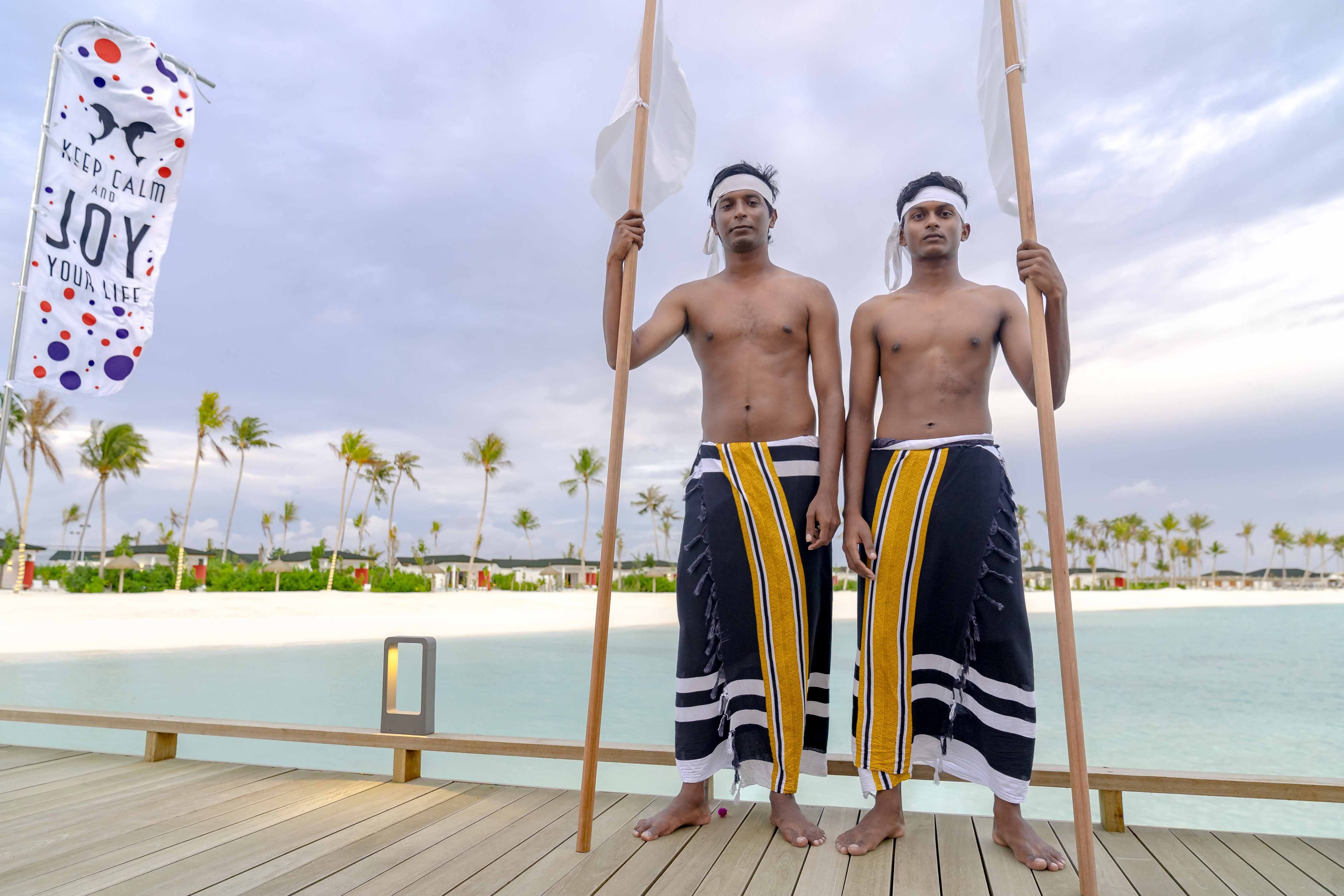 Complejo Turístico De Playa Tropical Con Vestimenta Tradicional · Foto ...