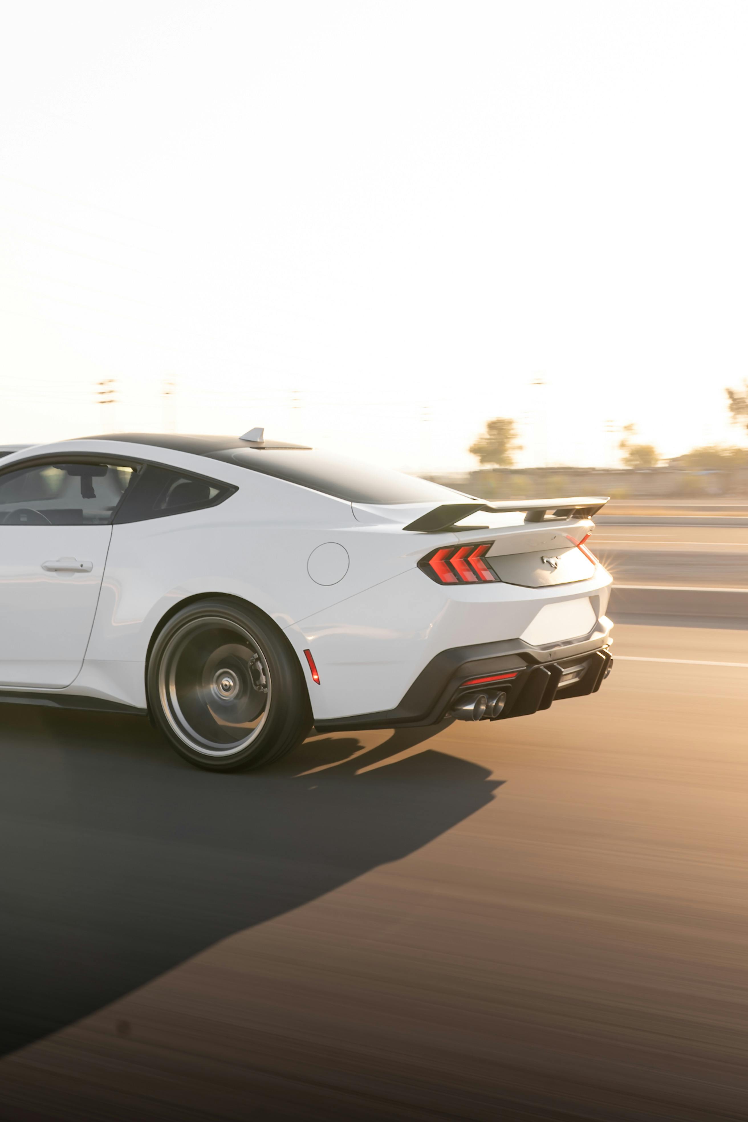 Ford Mustang Blanche Dynamique Sur L'autoroute · Photo gratuite