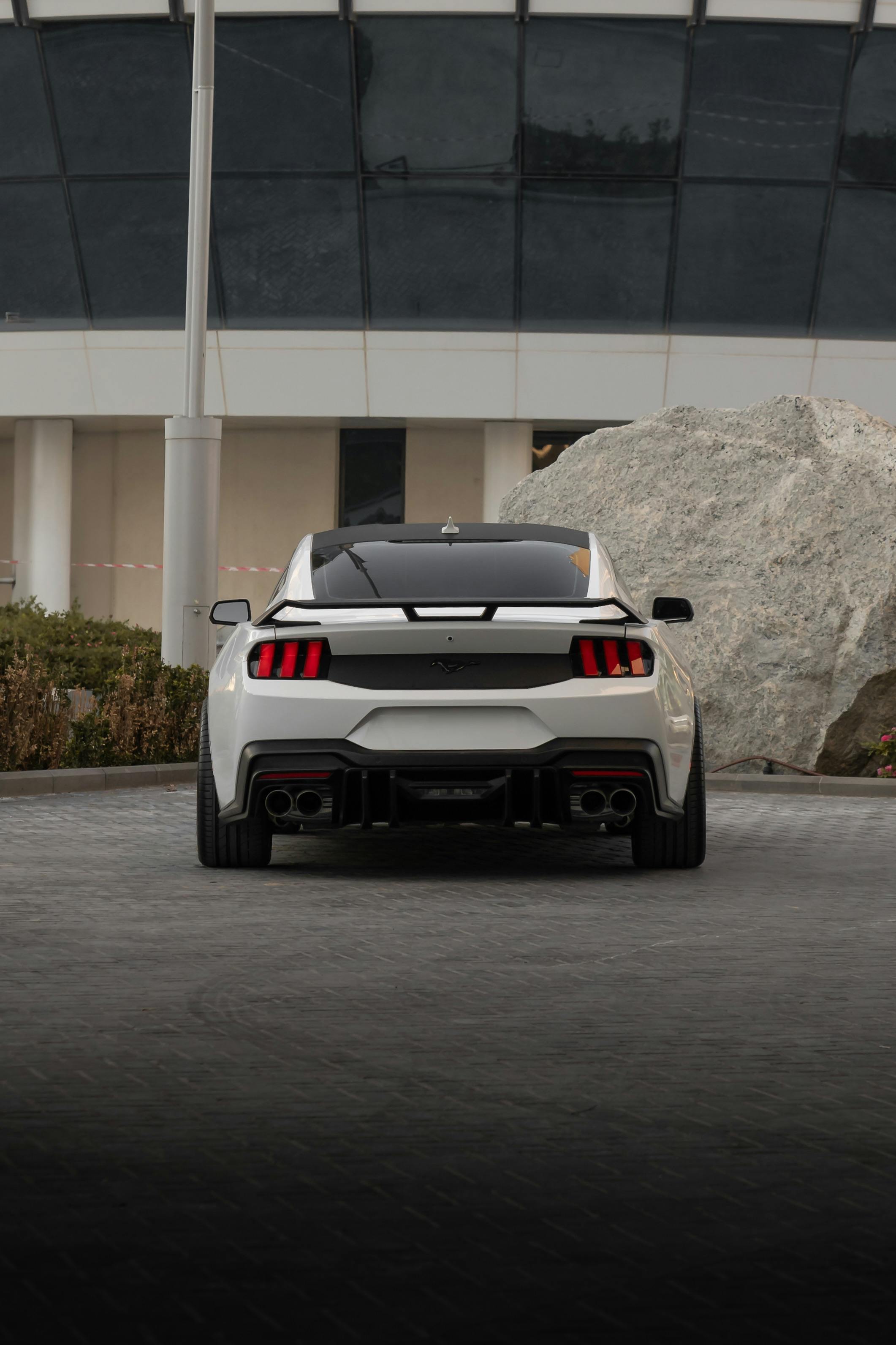 Elegante Ford Mustang Blanco En Un Entorno Urbano · Foto de stock gratuita