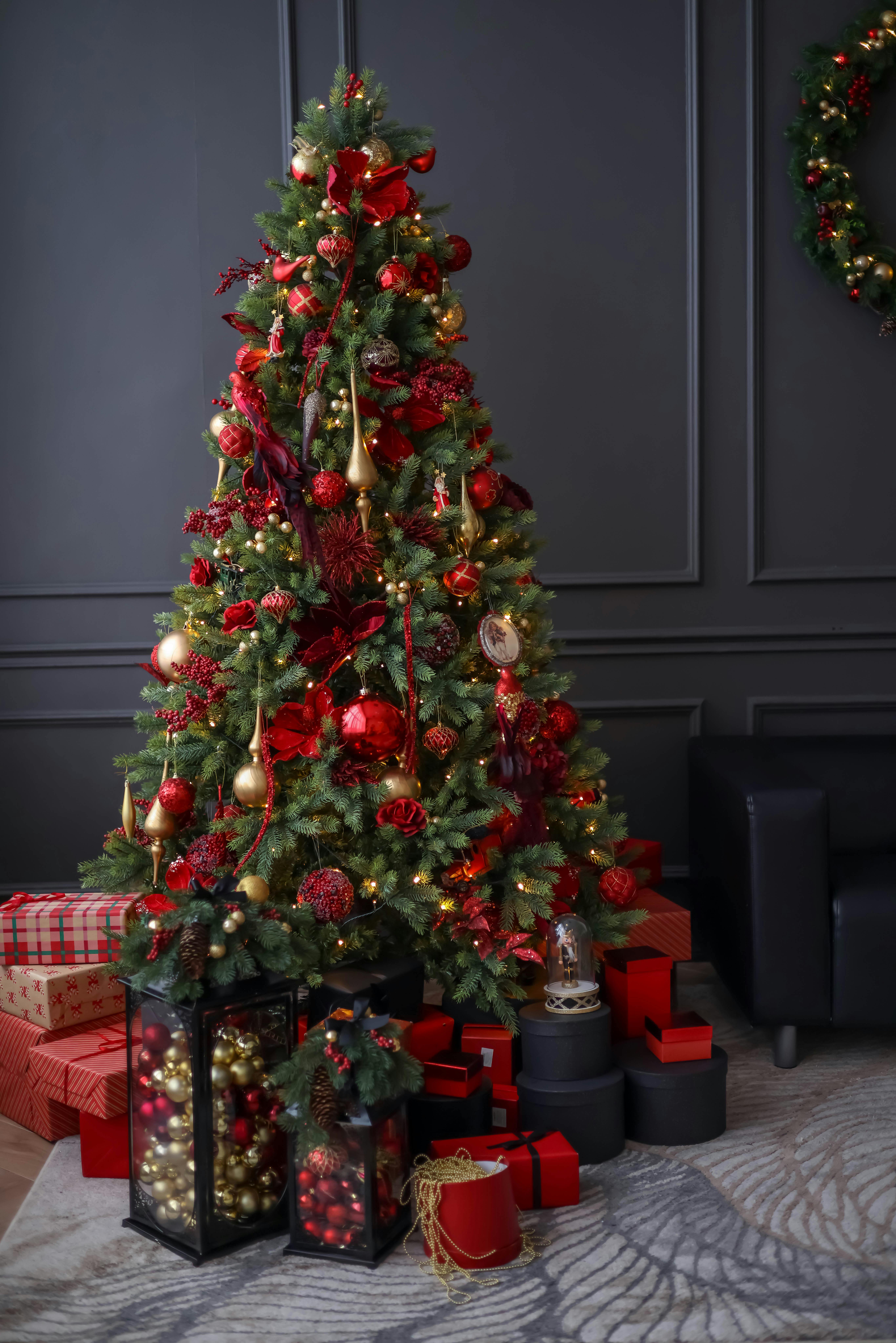 Dekorasi Pohon Natal Elegan Di Ruang Tamu Yang Nyaman · Foto Stok Gratis