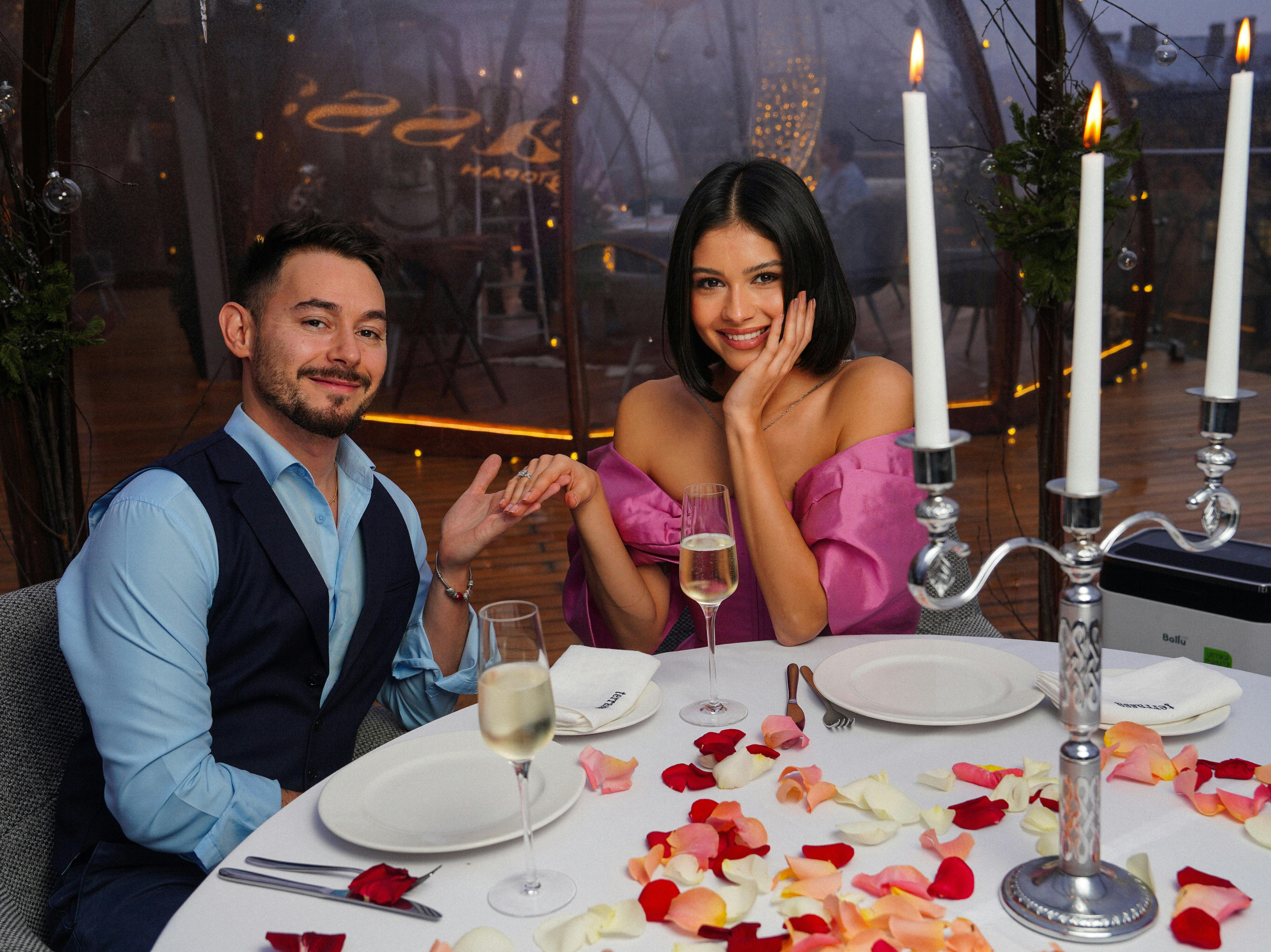 Romantic Dinner Date with Candlelight Ambiance · Free Stock Photo