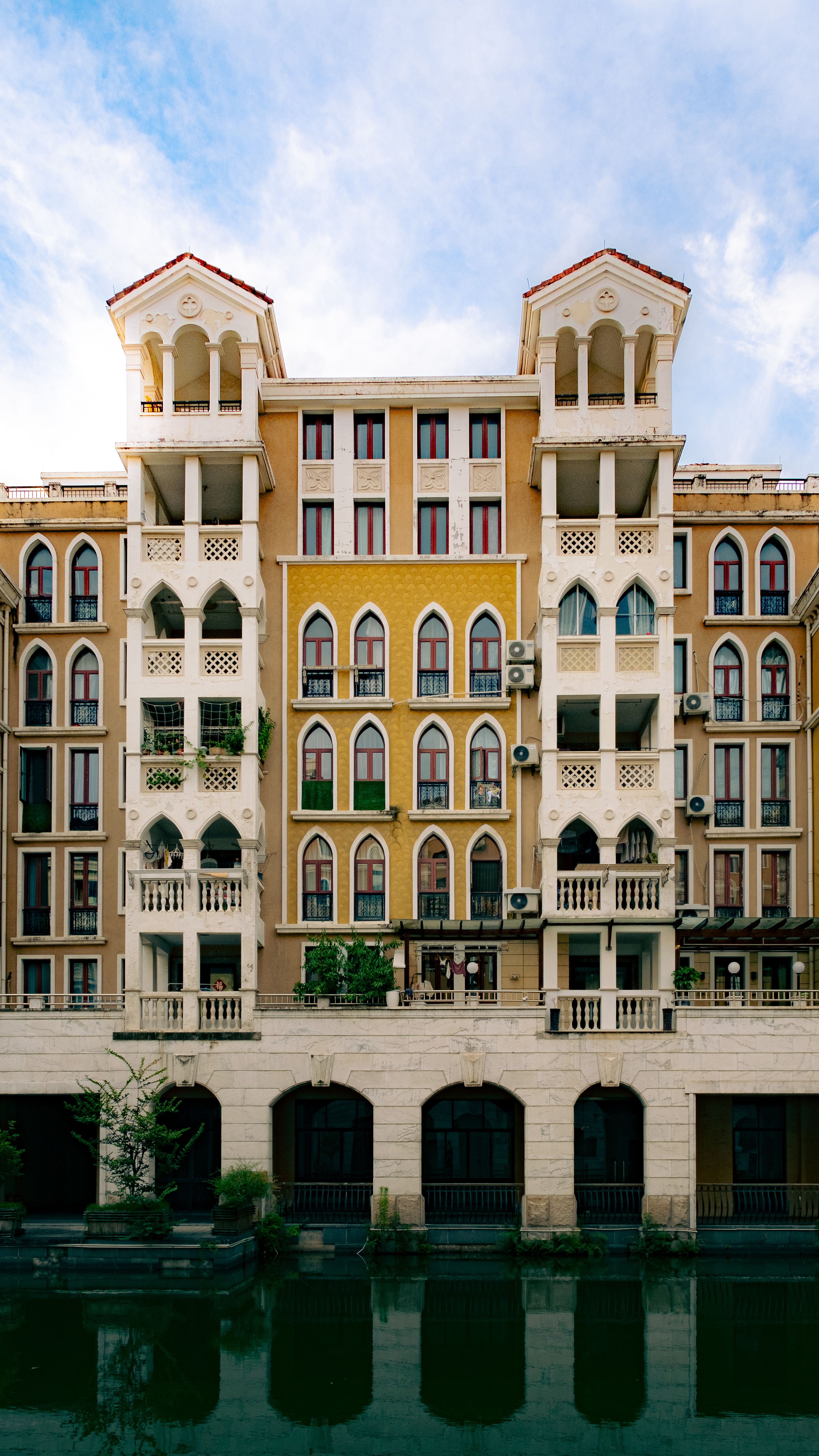 Elegant Building Facade with Reflection · Free Stock Photo