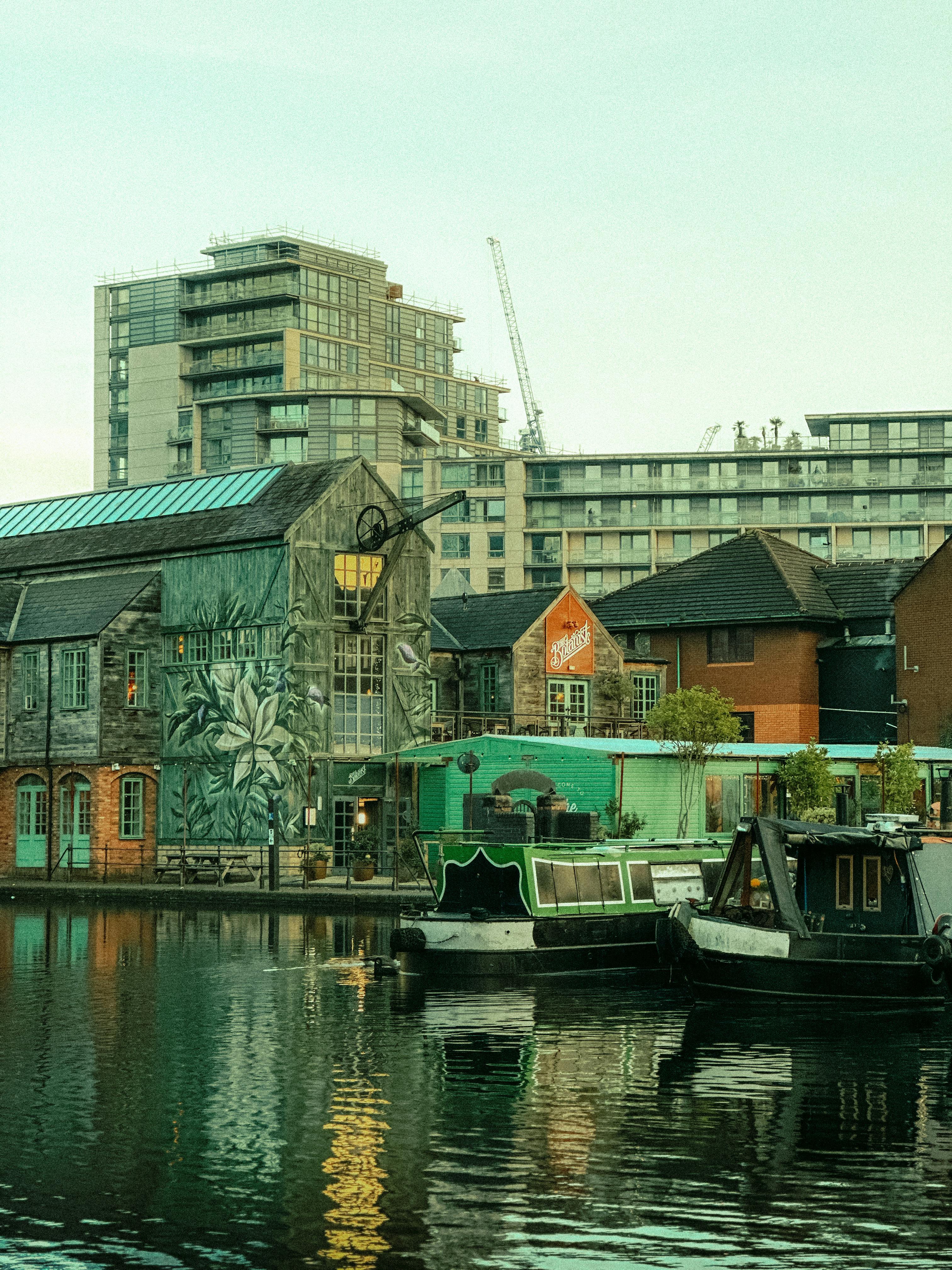 Scenic Canalside View with Urban Architecture · Free Stock Photo
