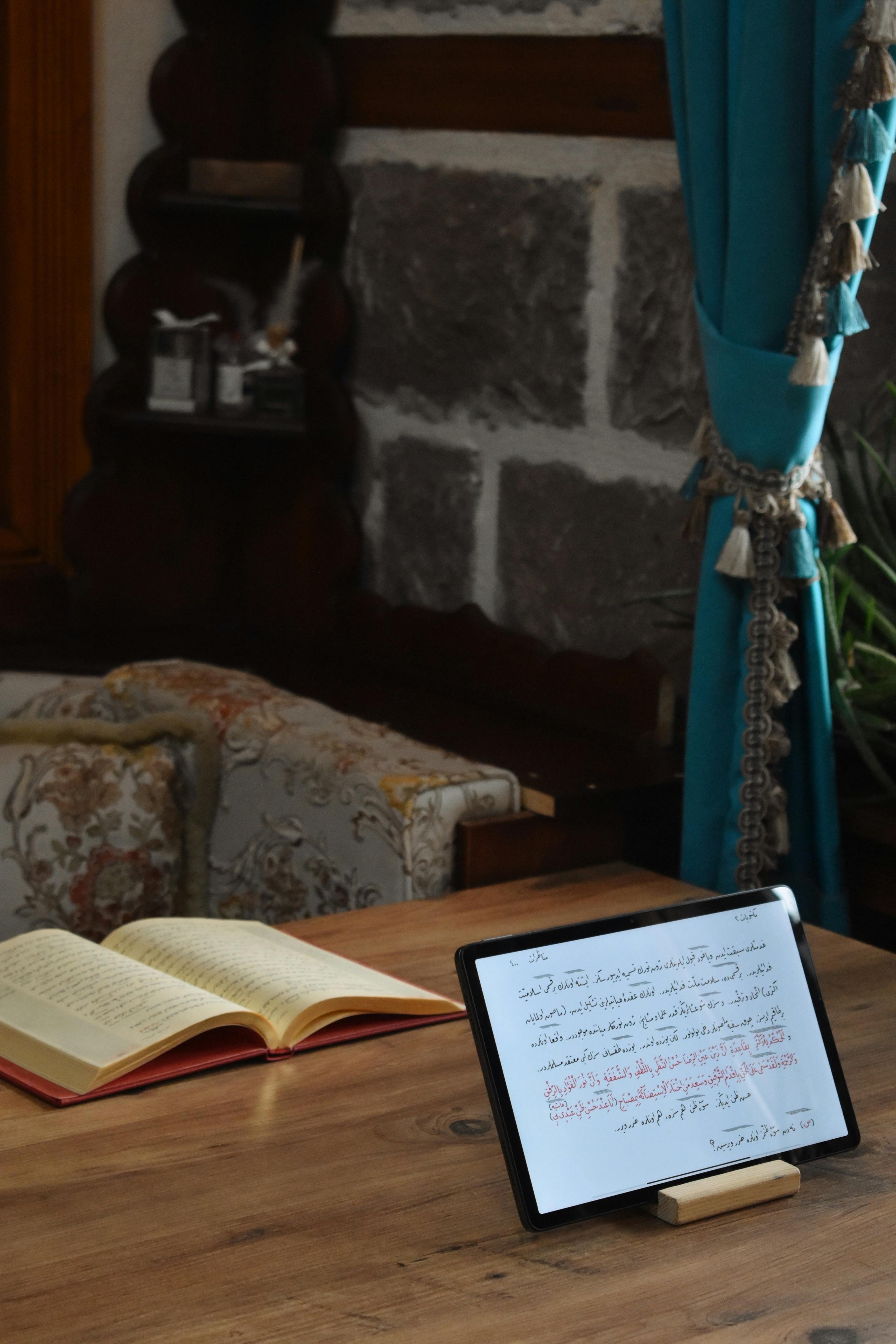 Sudut Baca Yang Nyaman Dengan Buku Terbuka Dan Layar Tablet · Foto Stok ...