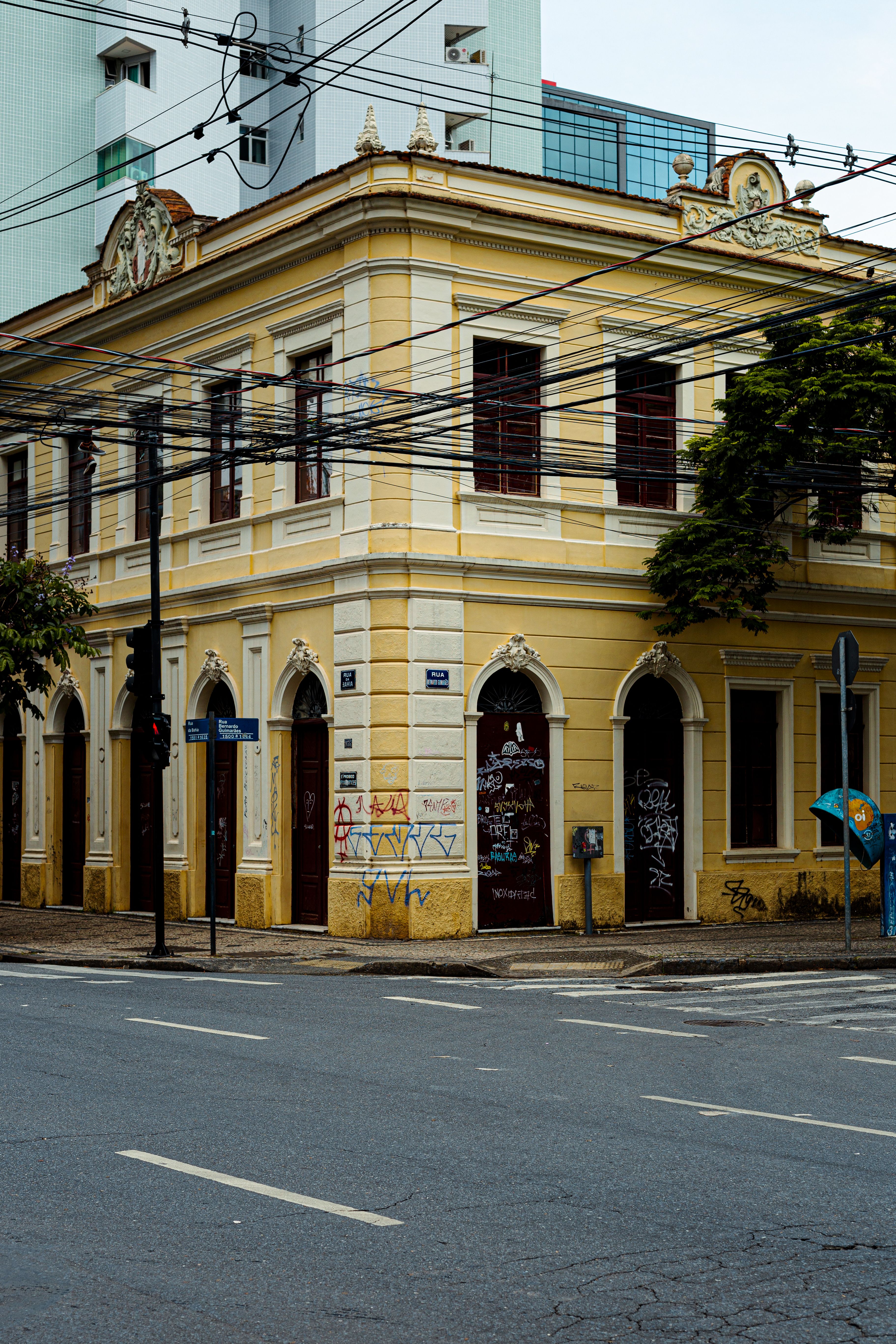 Prédio Colonial Amarelo Com Grafite No Brasil · Foto profissional gratuita