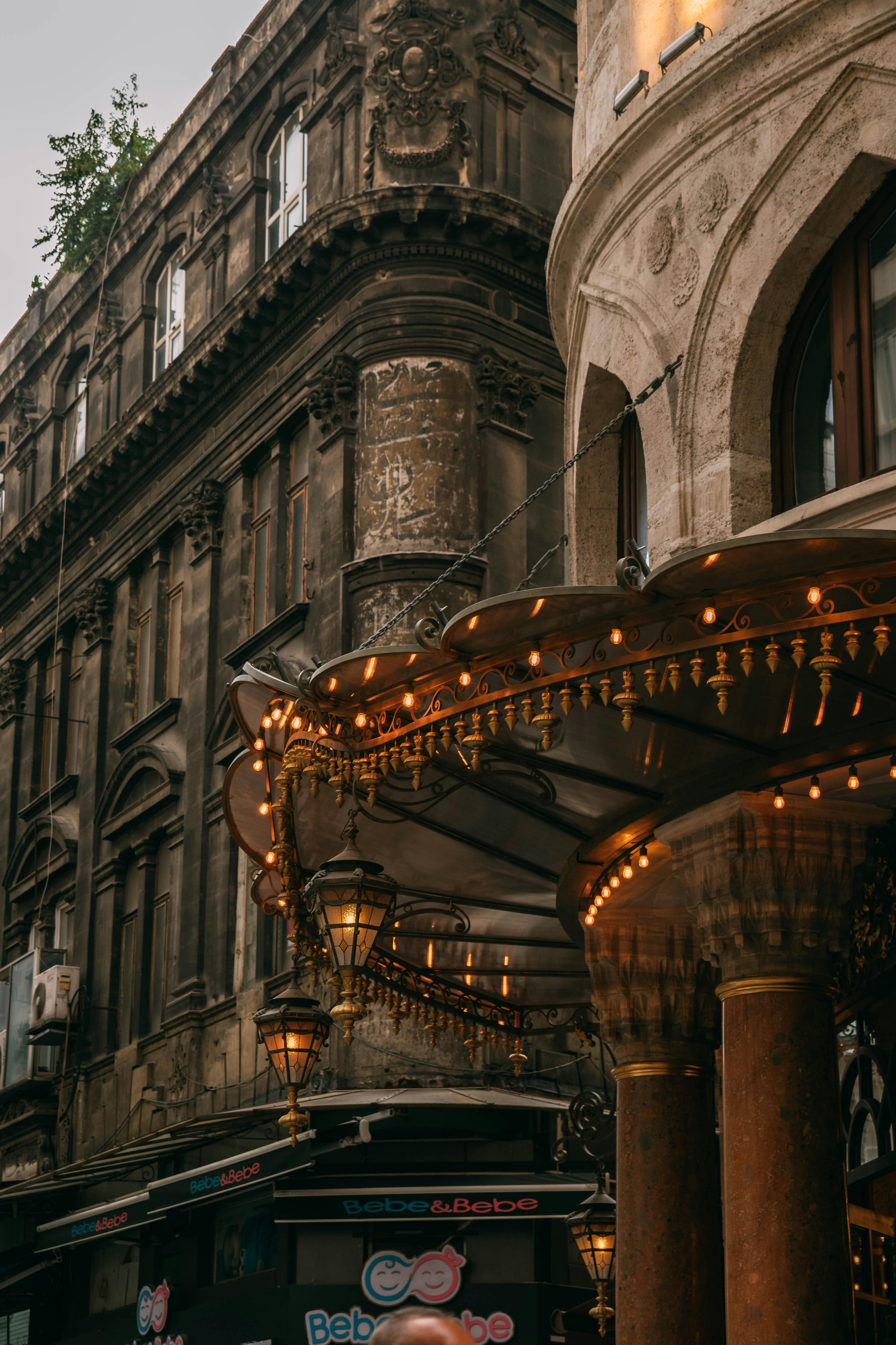 Charming Vintage Street Scene with Architectural Details · Free Stock Photo