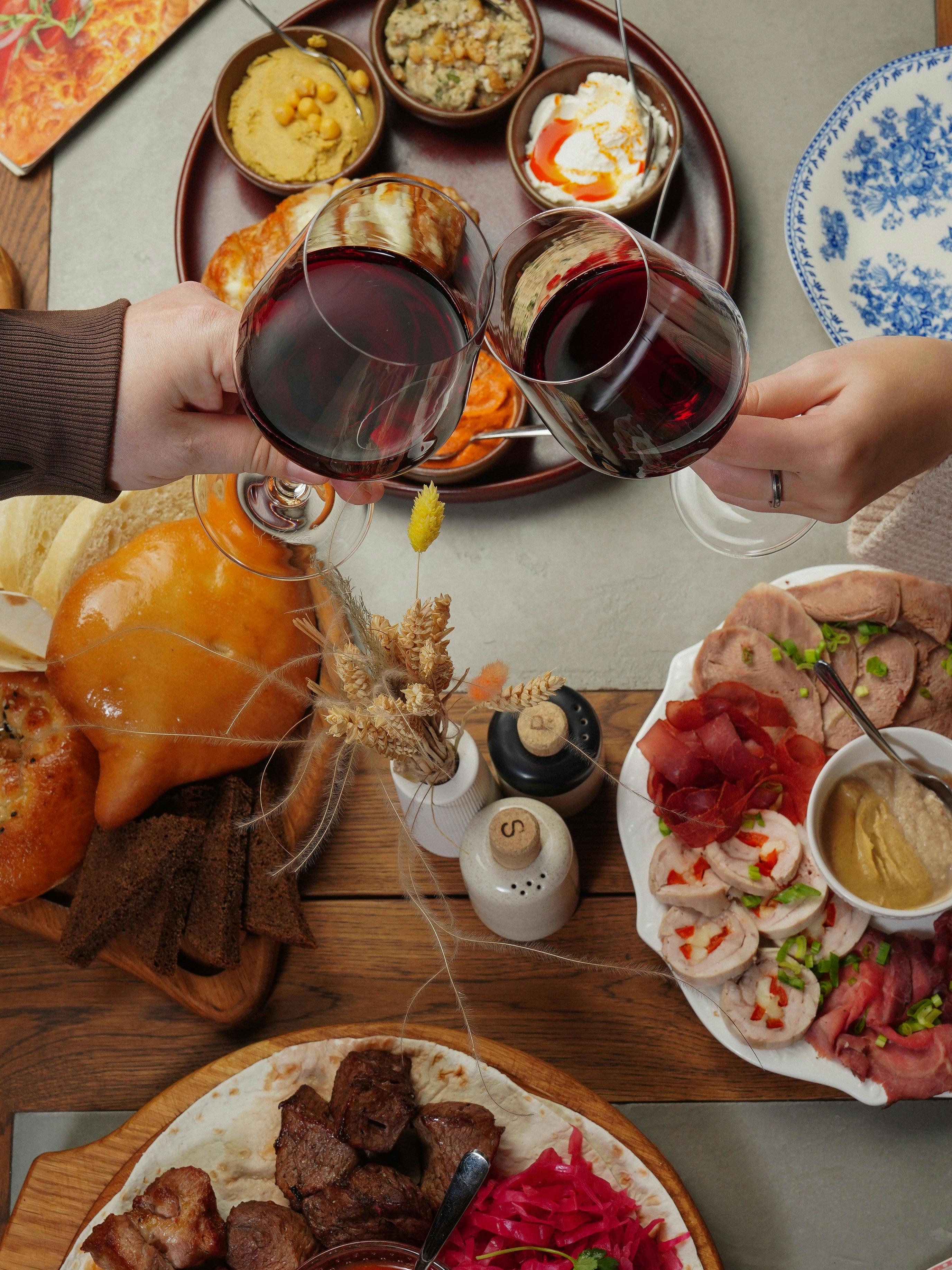 Gourmet Abendessen Mit Rotwein Toast · Kostenloses Stock-Foto