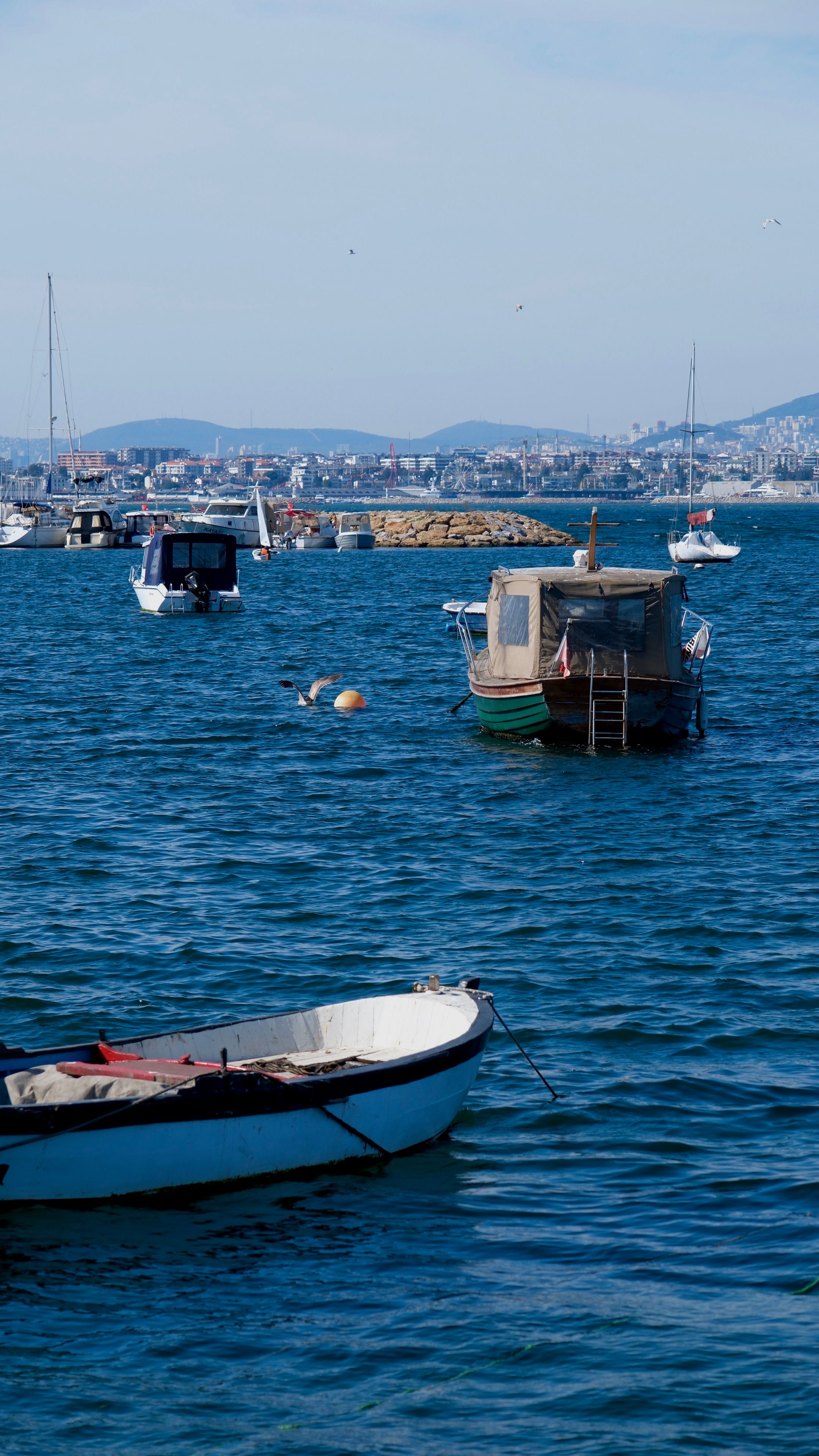Pemandangan Laut Tenang Di Kocaeli Türkiye Dengan Perahu · Foto Stok Gratis