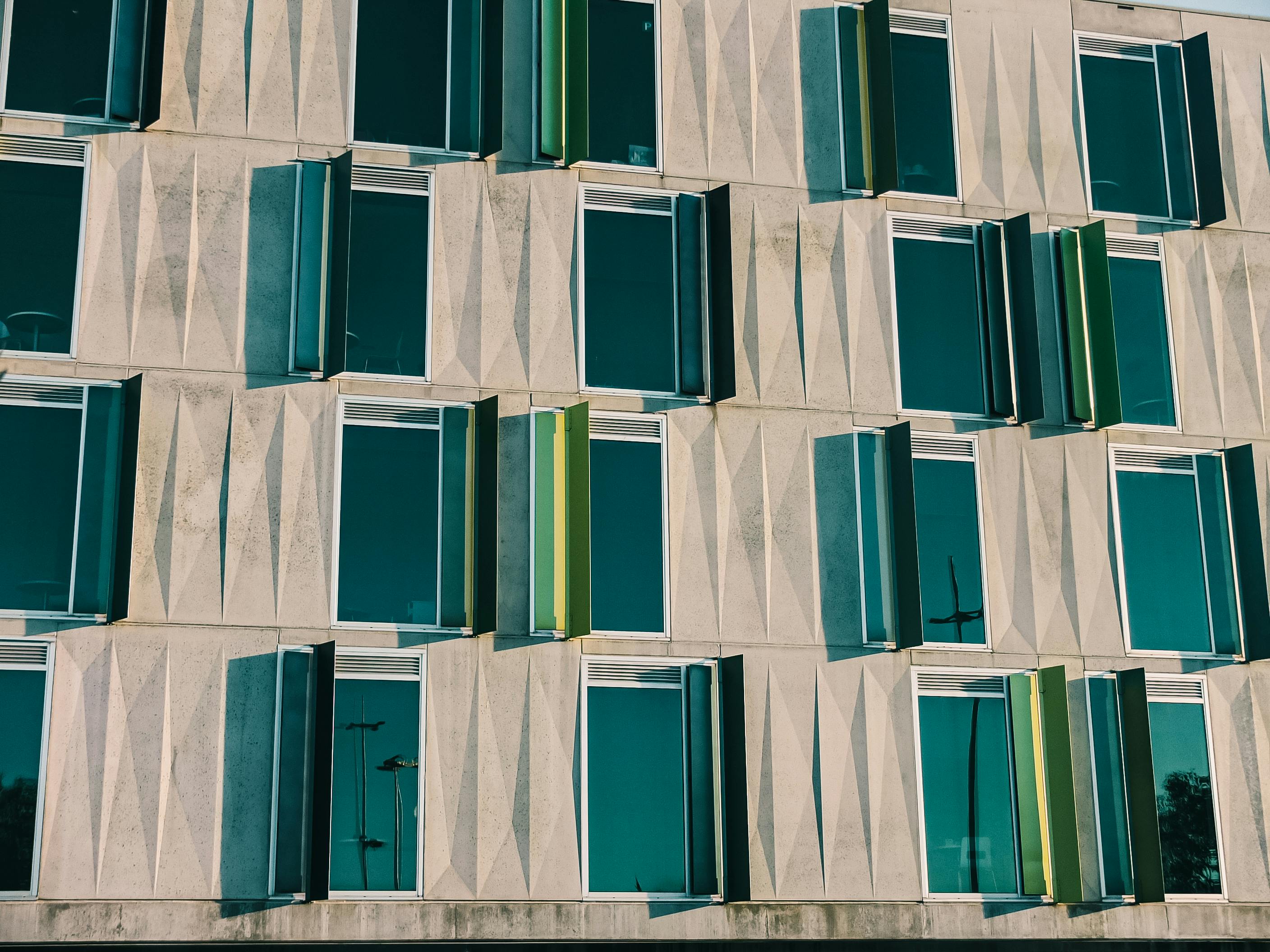Fachada De Edificio Geométrico Moderno Con Ventanas De Colores · Foto ...