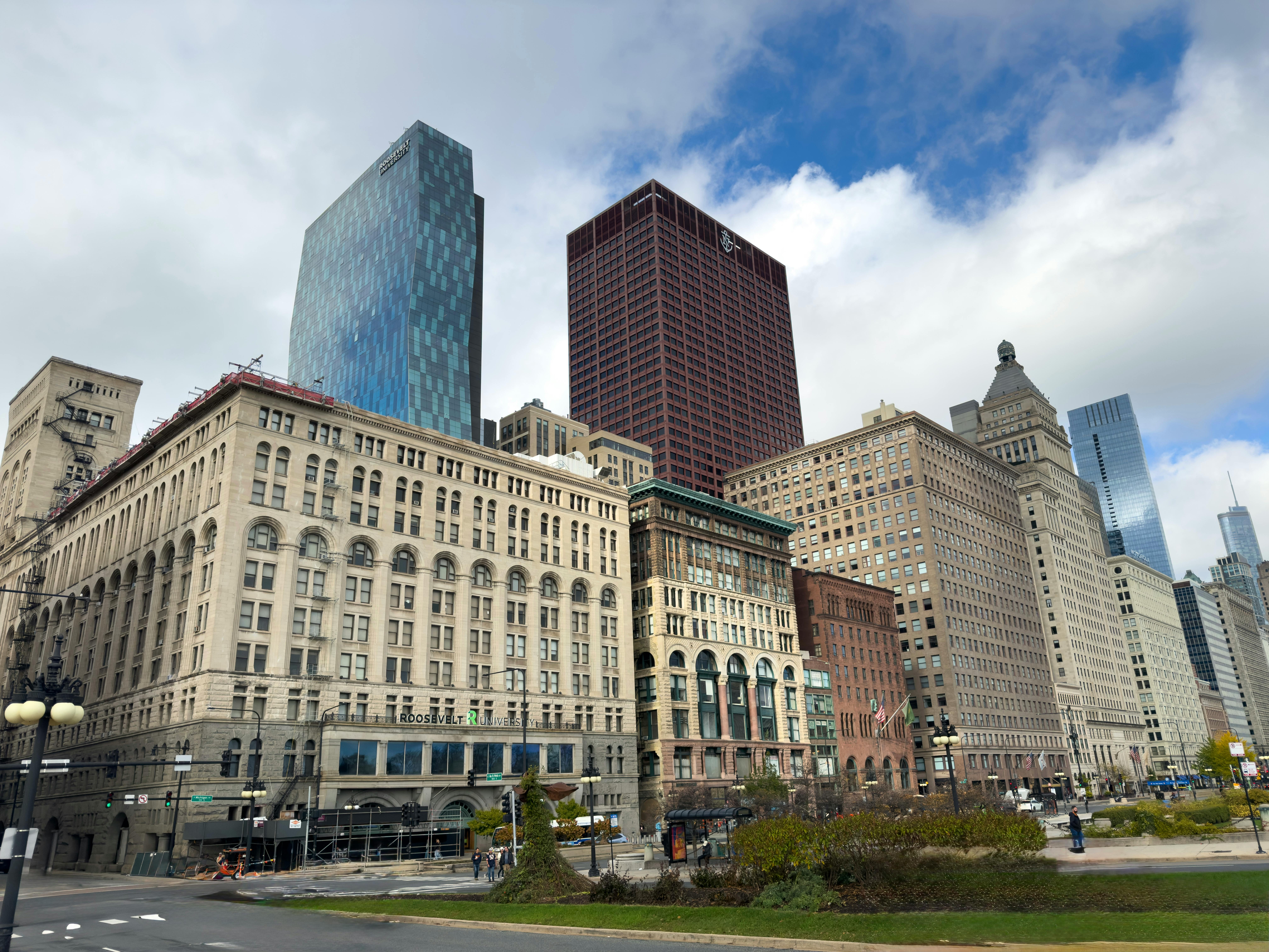 Iconic Chicago Skyline with Historical Architecture · Free Stock Photo