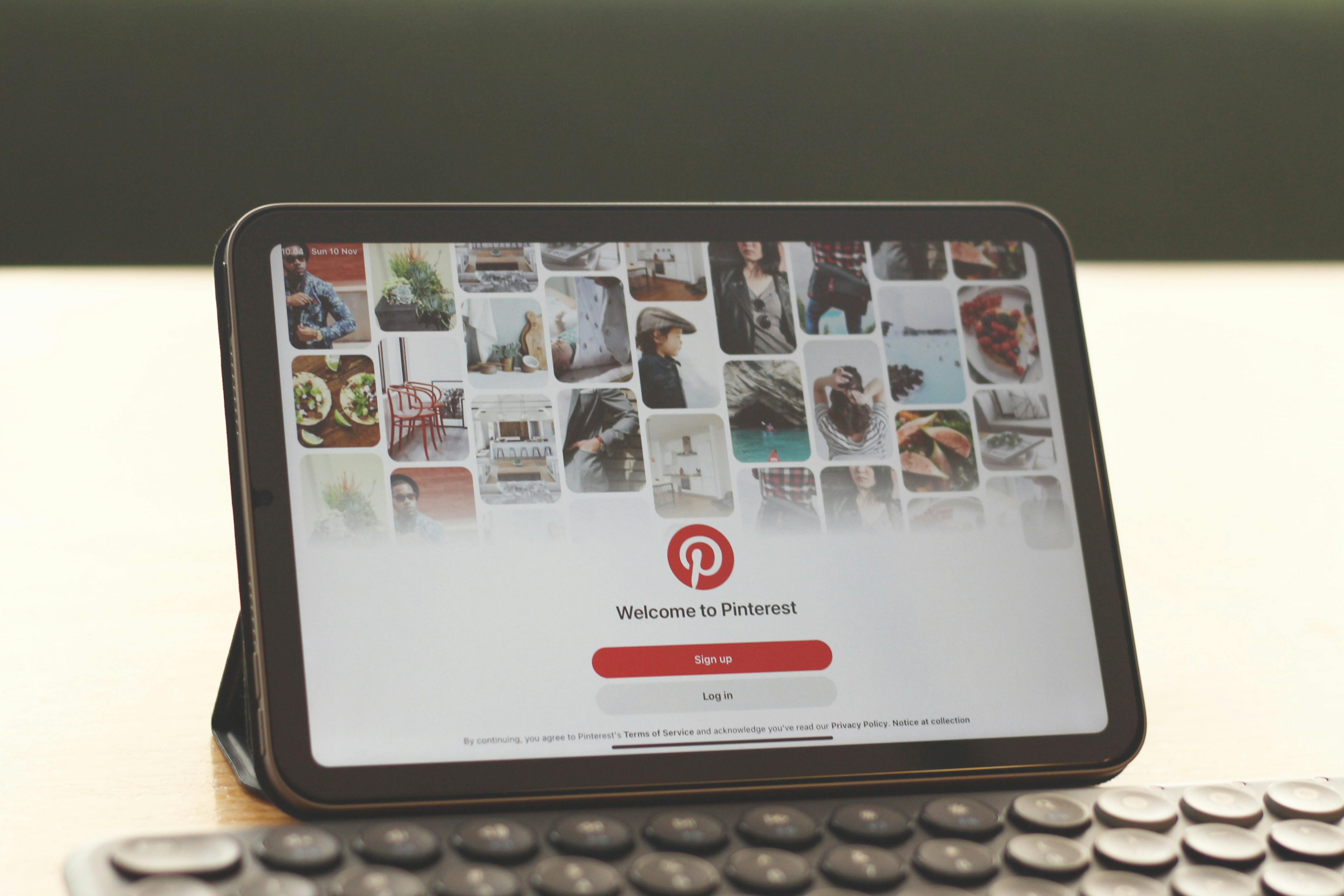 在桌上顯示 Pinterest 的數位平板電腦 · 免費圖庫相片