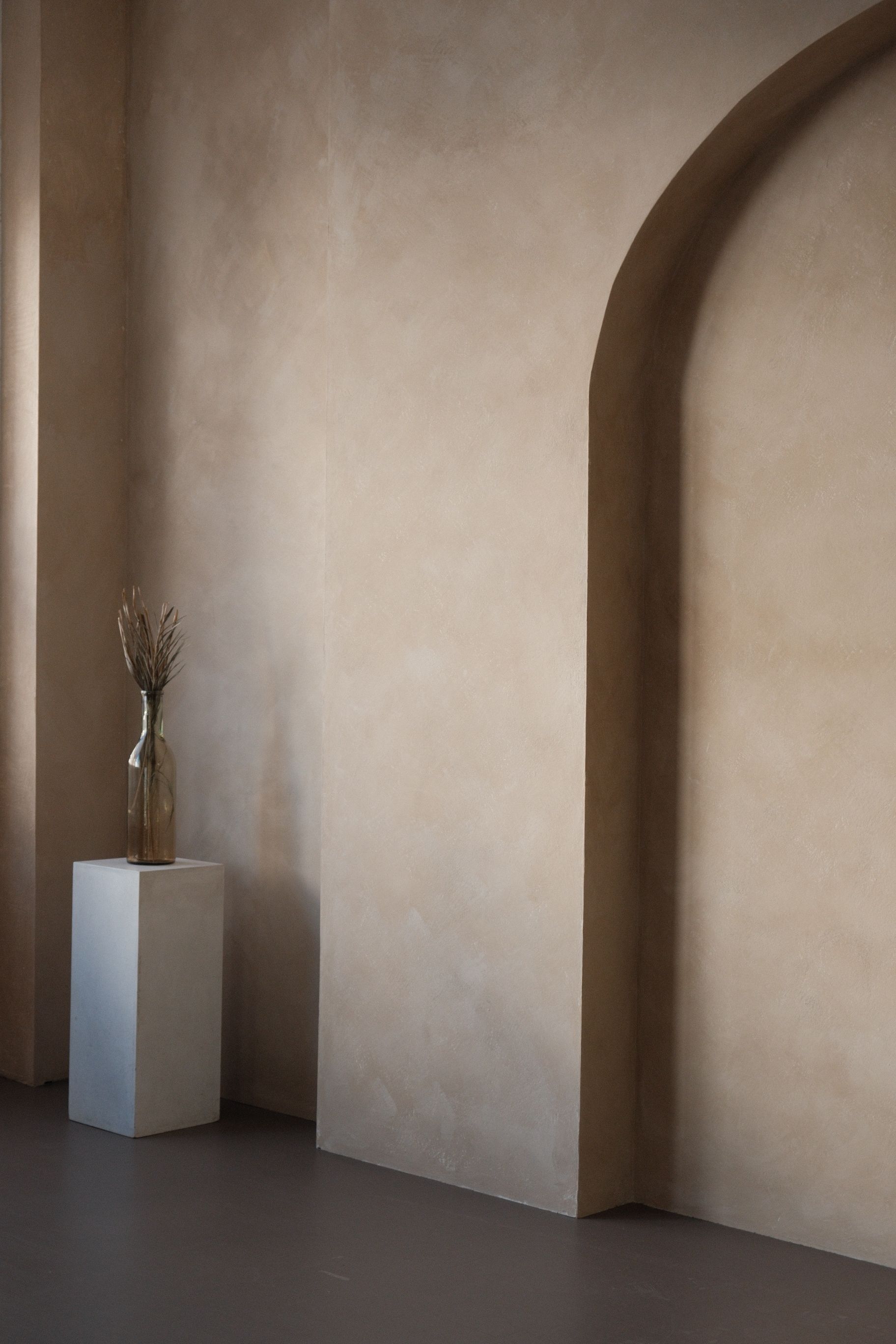 Minimalist Arch in Studio with Textured Walls · Free Stock Photo