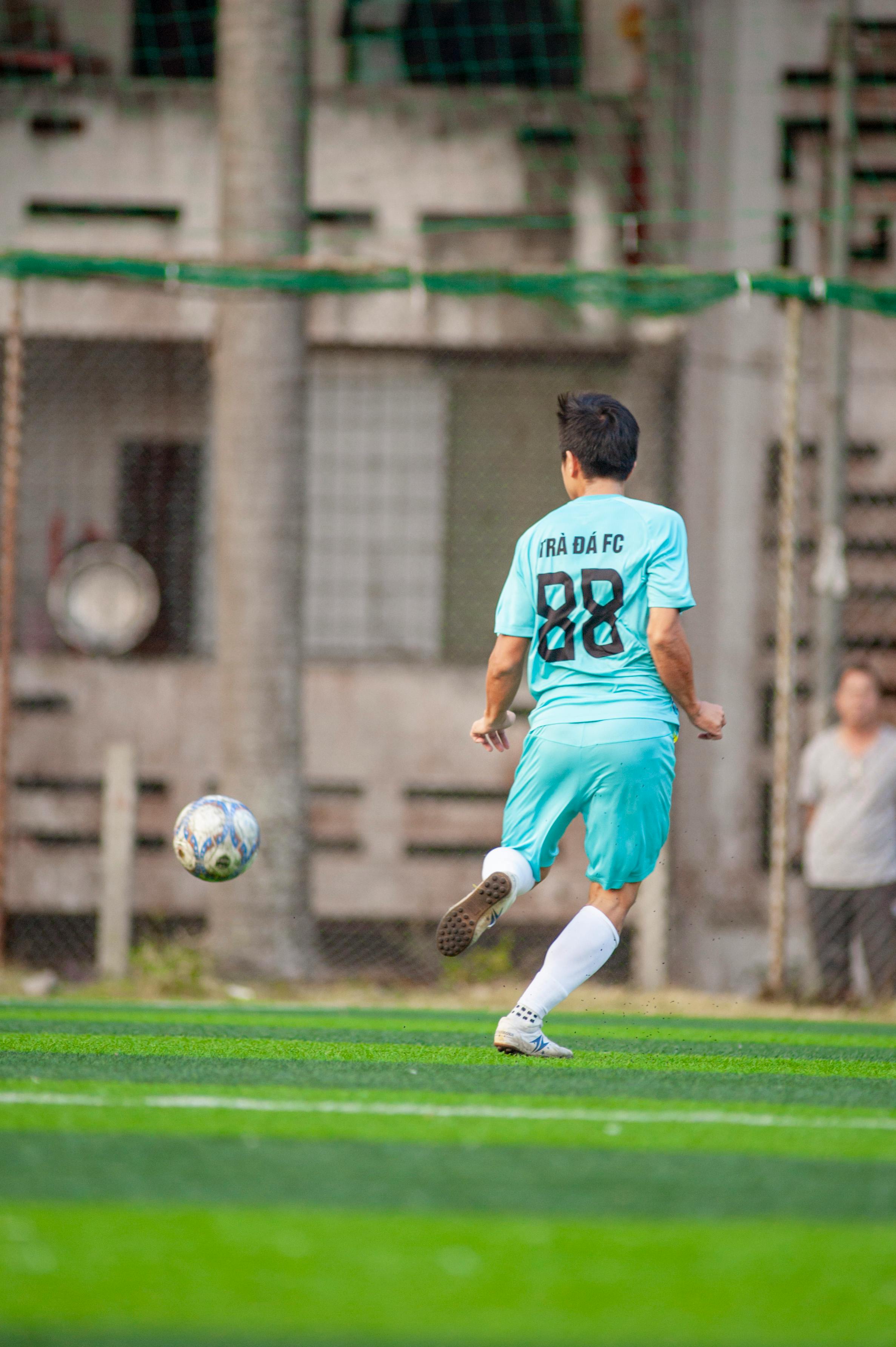 Soccer Player in Action on Hanoi Field · Free Stock Photo