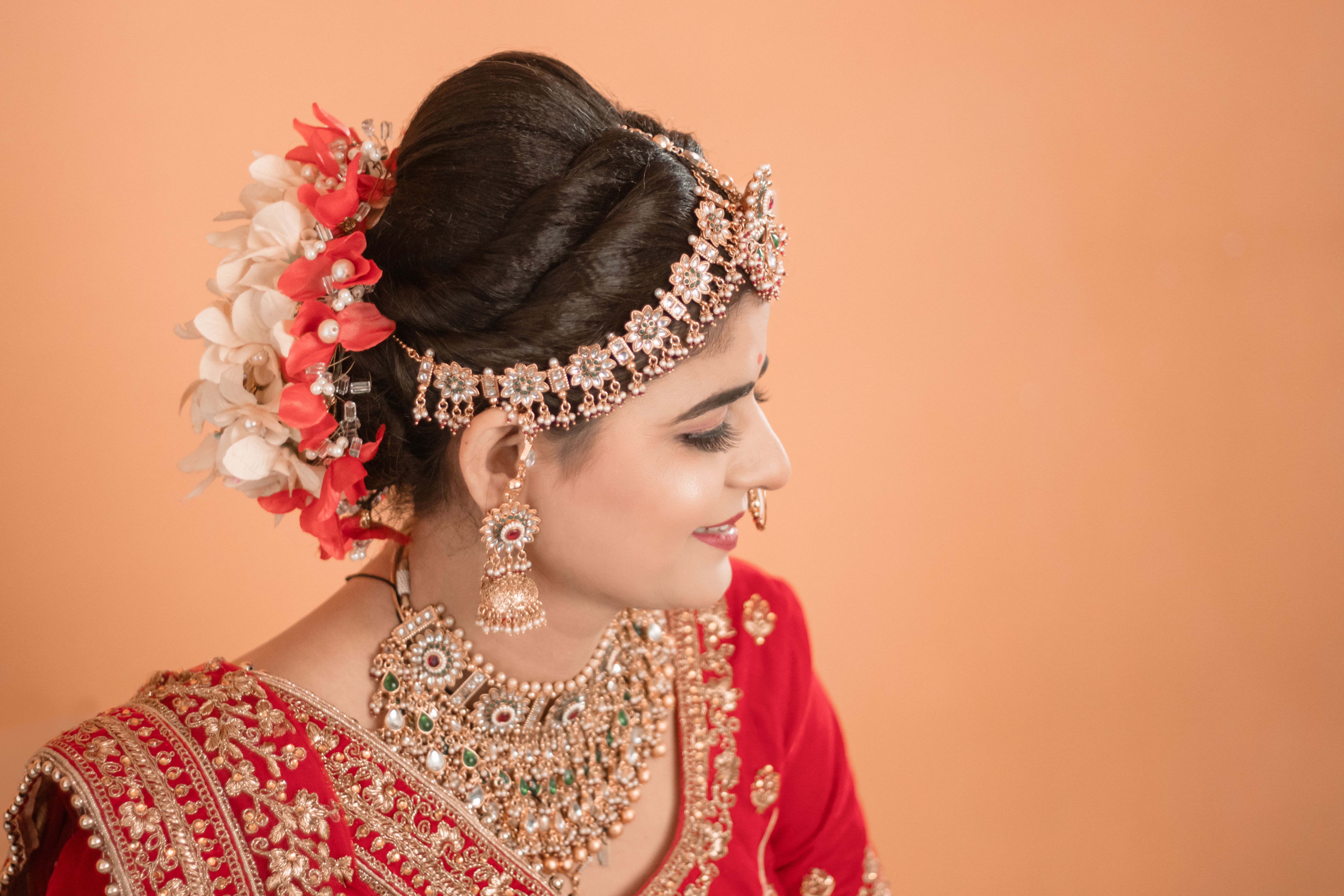 Elegant Indian Bride in Traditional Attire · Free Stock Photo