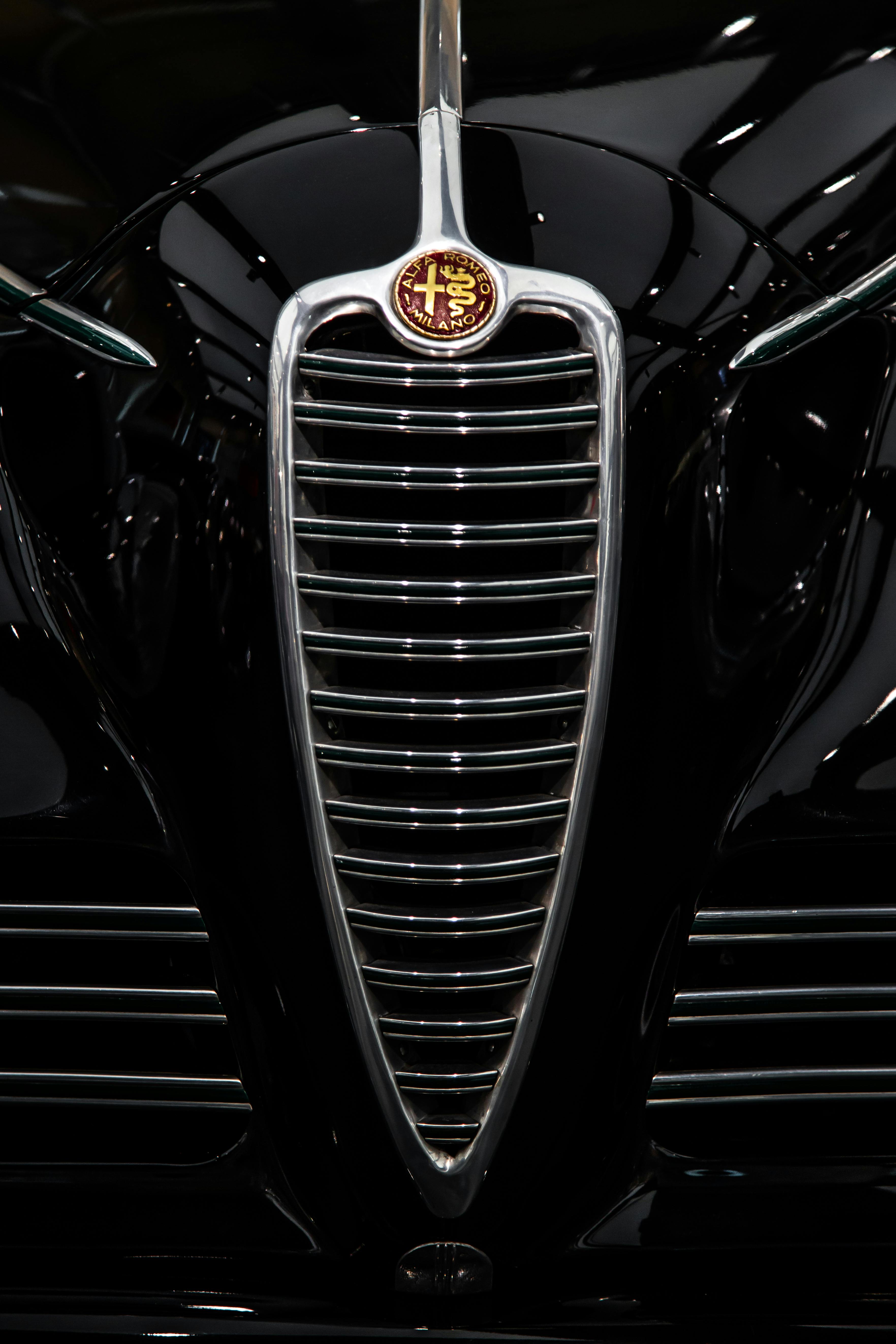 Elegant Front Grille of Classic Alfa Romeo Car · Free Stock Photo