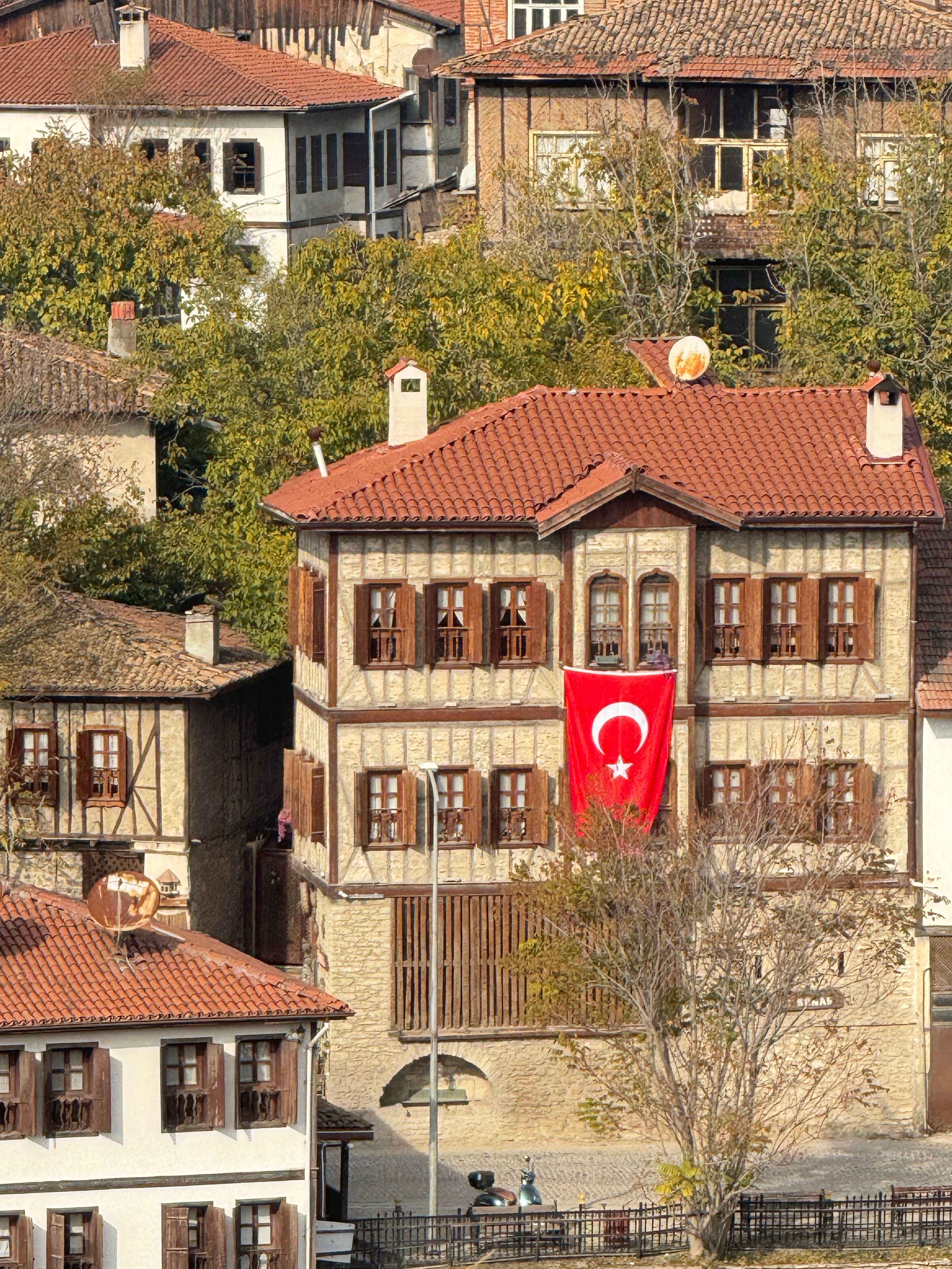 Traditional Turkish House with Flag in Beypazarı · Free Stock Photo