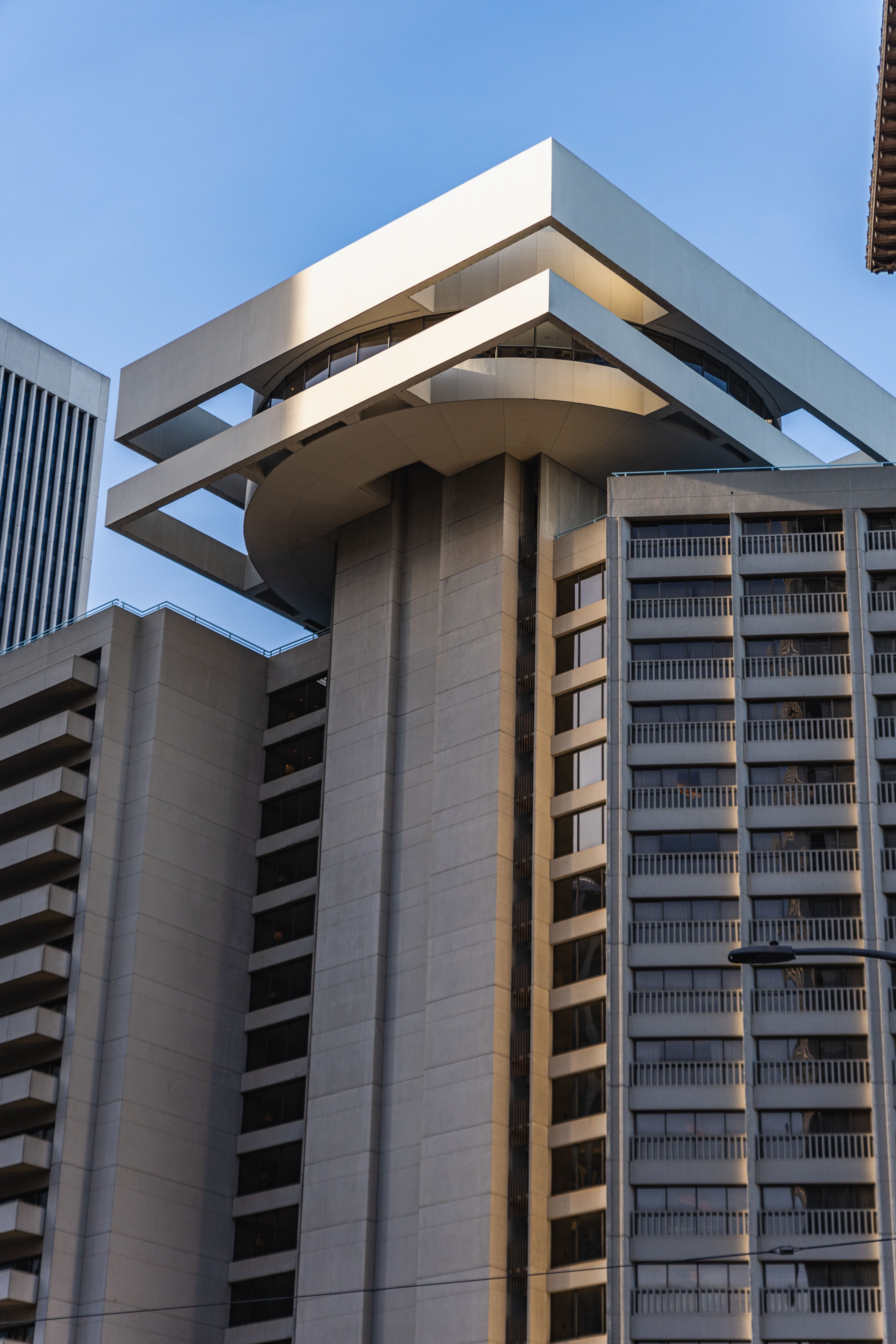 Torre Moderna Con Diseño Arquitectónico único · Foto de stock gratuita
