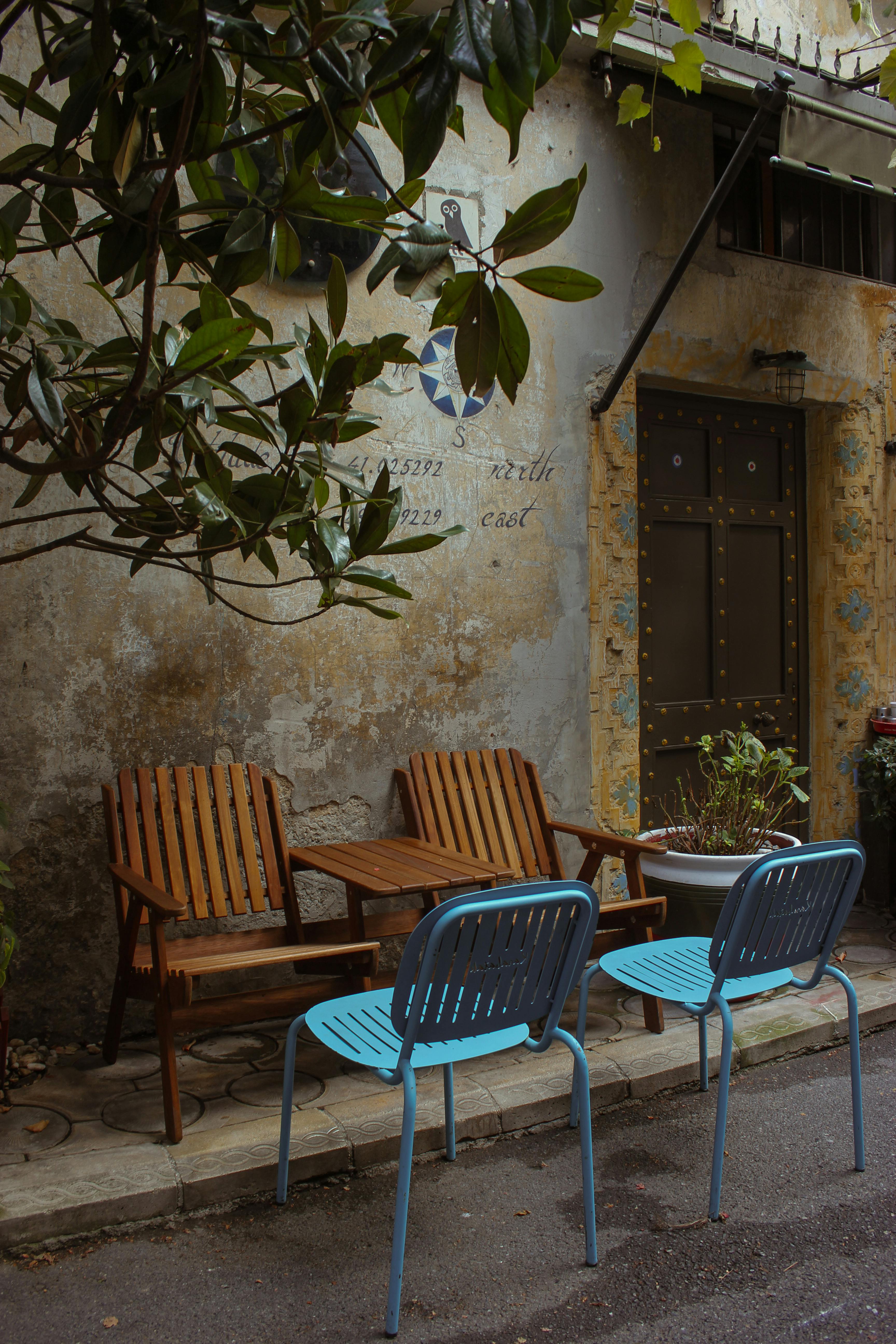 Cozy Outdoor Cafe Setting with Rustic Charm · Free Stock Photo