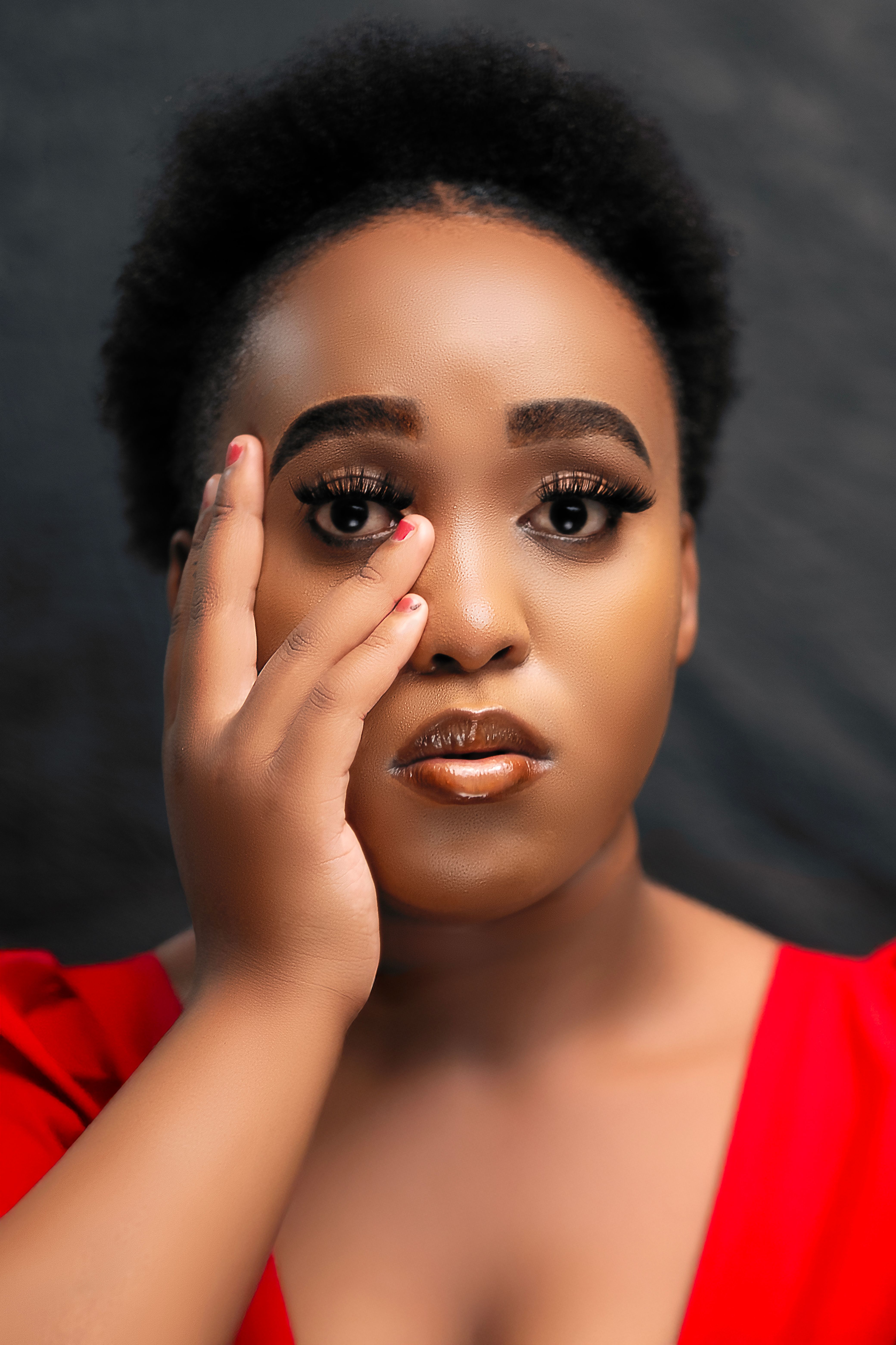 Retrato De Una Belleza Impactante Con Maquillaje Atrevido · Foto de ...