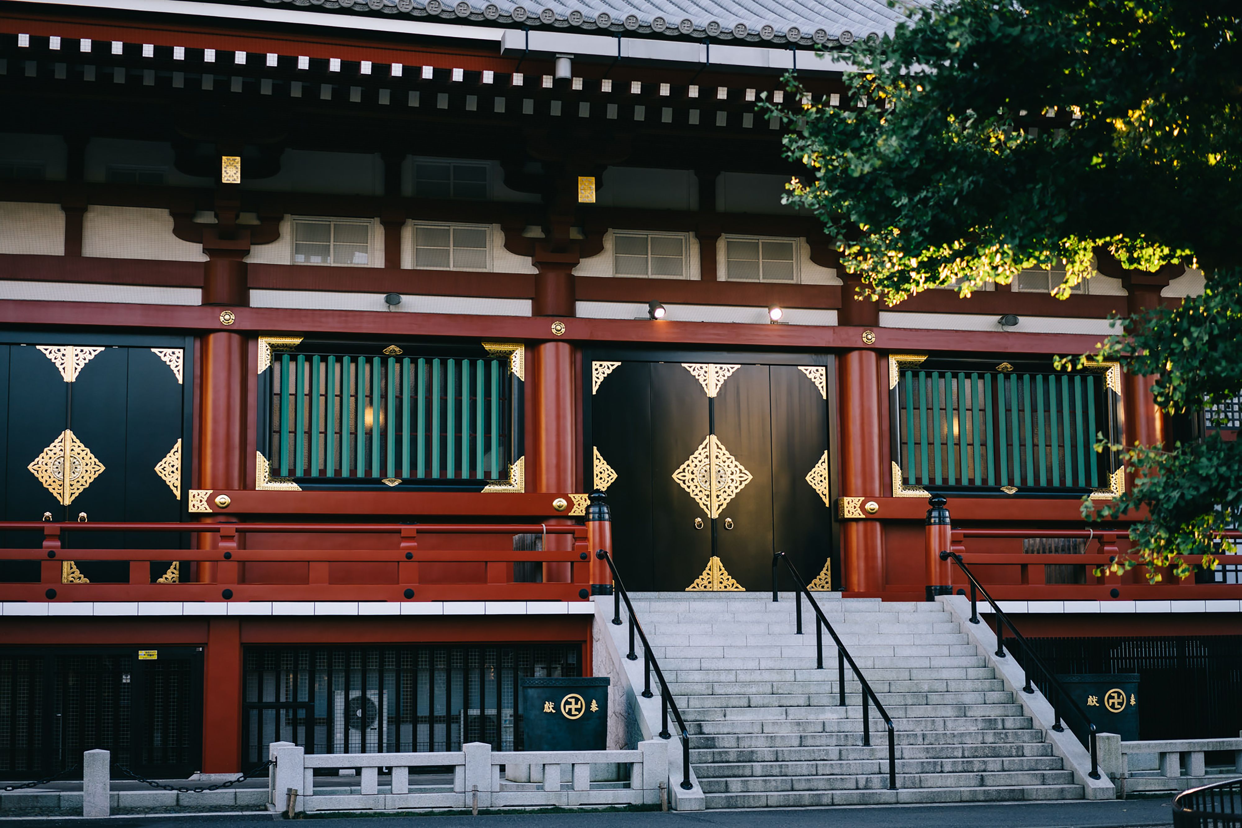 Detailed View of Tokyo Temple Entrance · Free Stock Photo