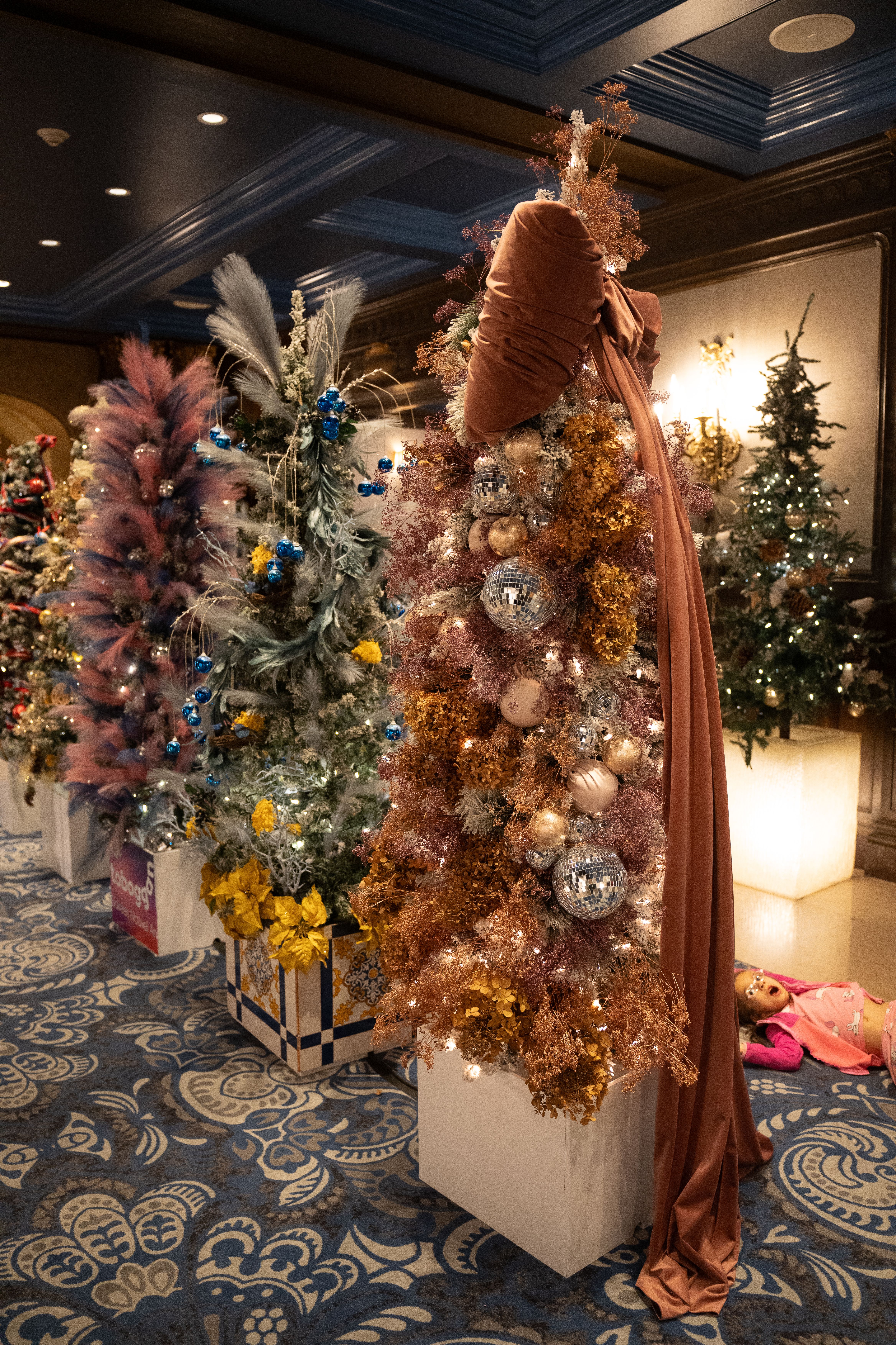 Elegant Christmas Tree Display in Québec · Free Stock Photo