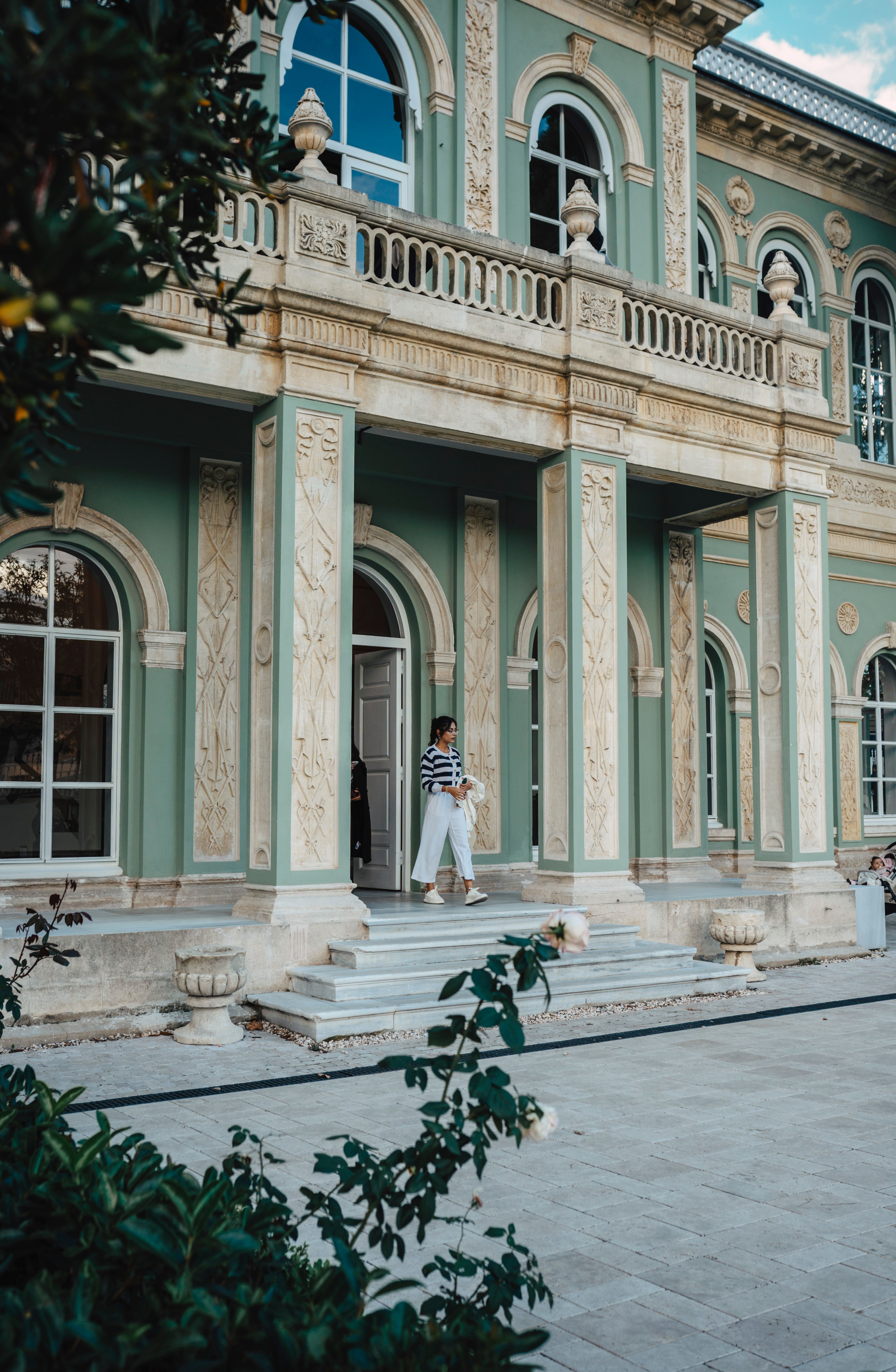 Elegant Historical Building with Ornate Design · Free Stock Photo