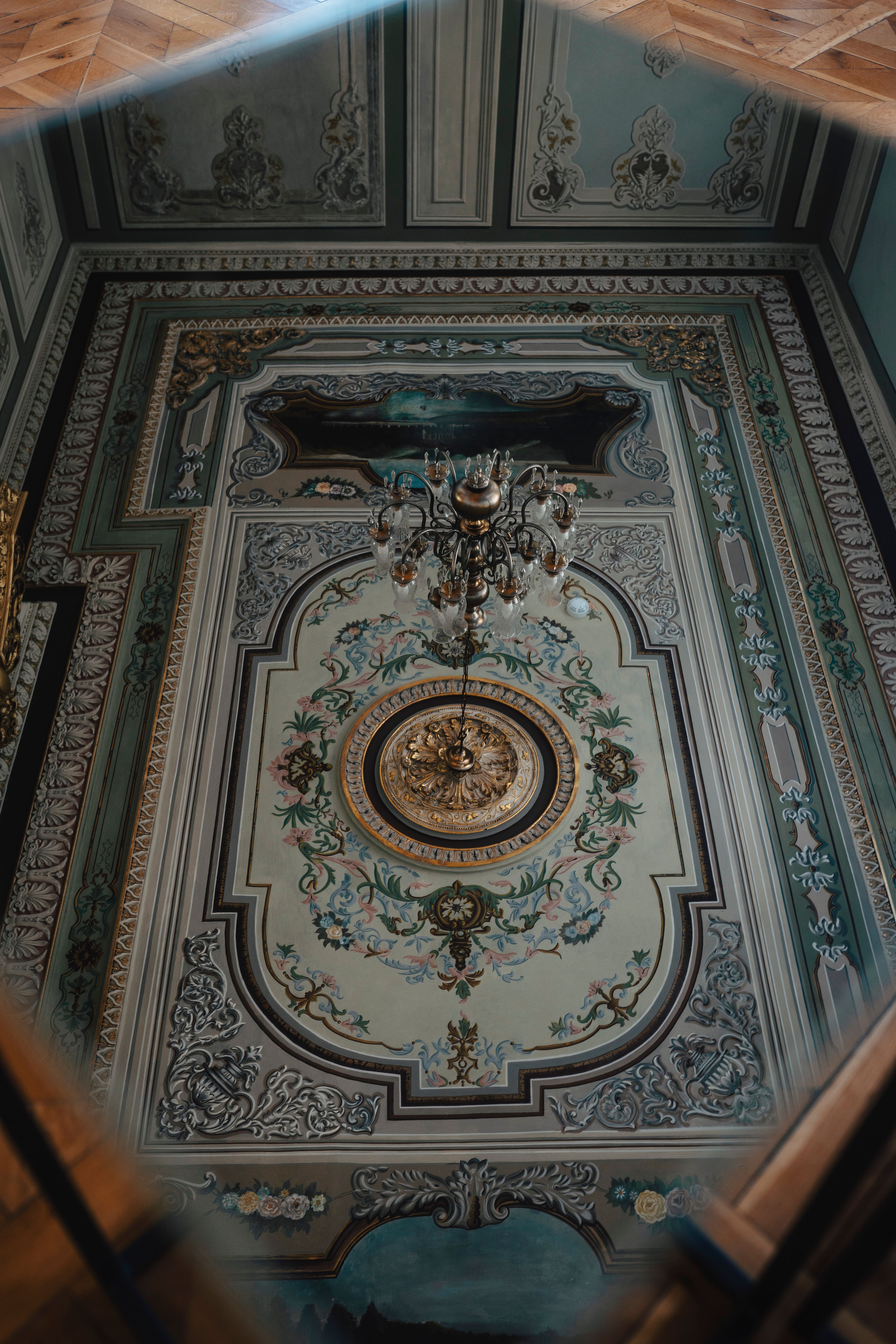 Elegant Ornate Ceiling in Historical Building · Free Stock Photo