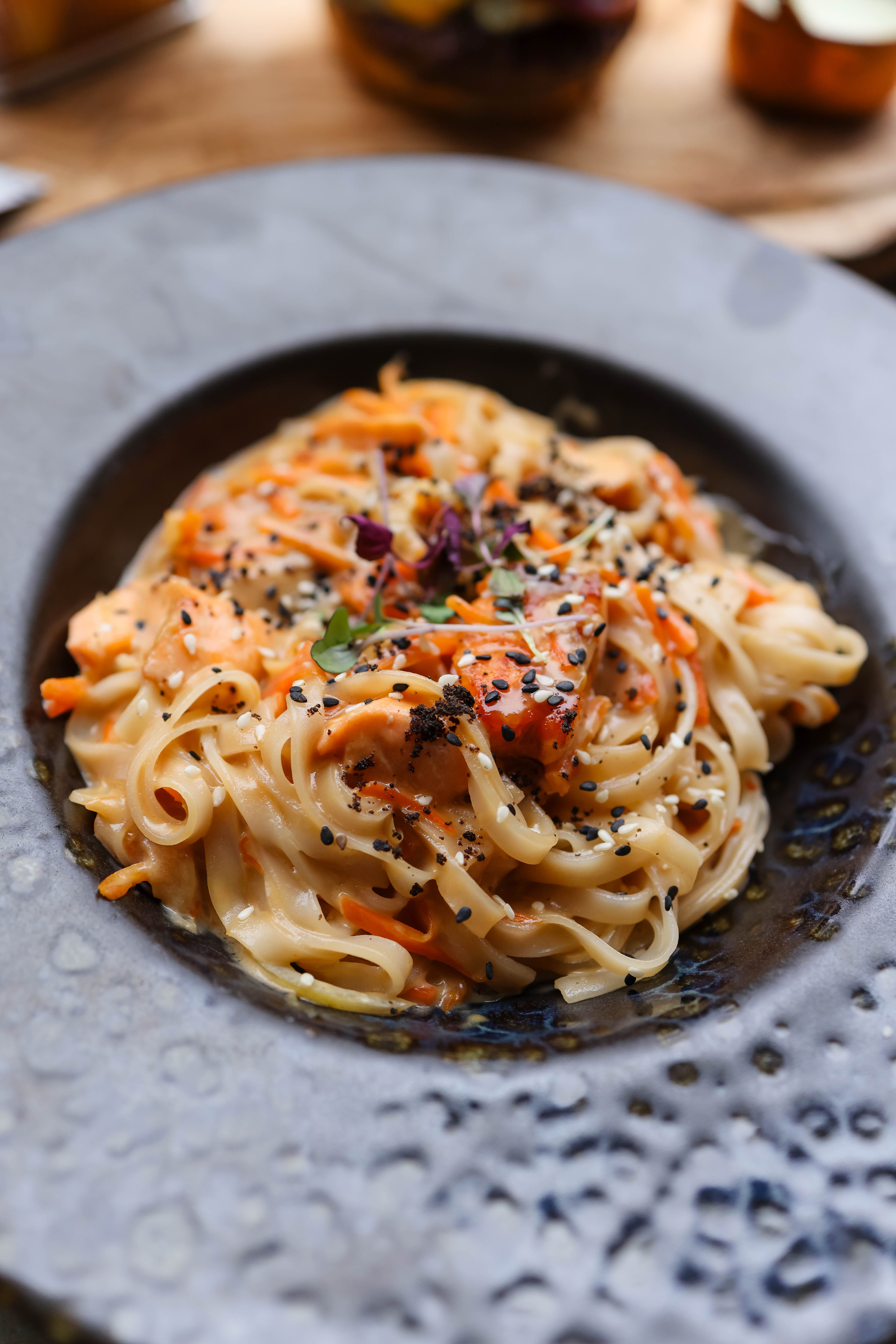Deliciosa Pasta Cremosa Con Salmón Y Hierbas · Foto de stock gratuita