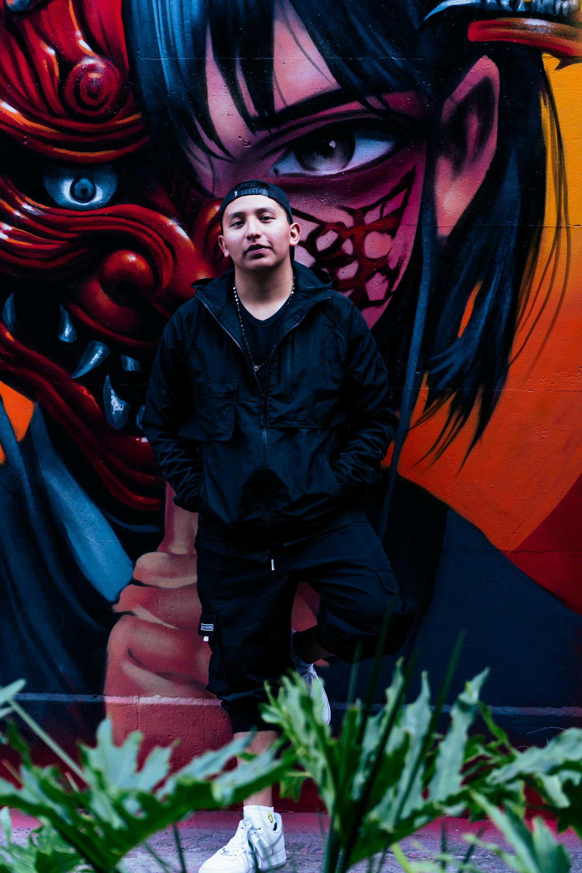 Man With Wall Background Photos, Download The BEST Free Man With Wall ...