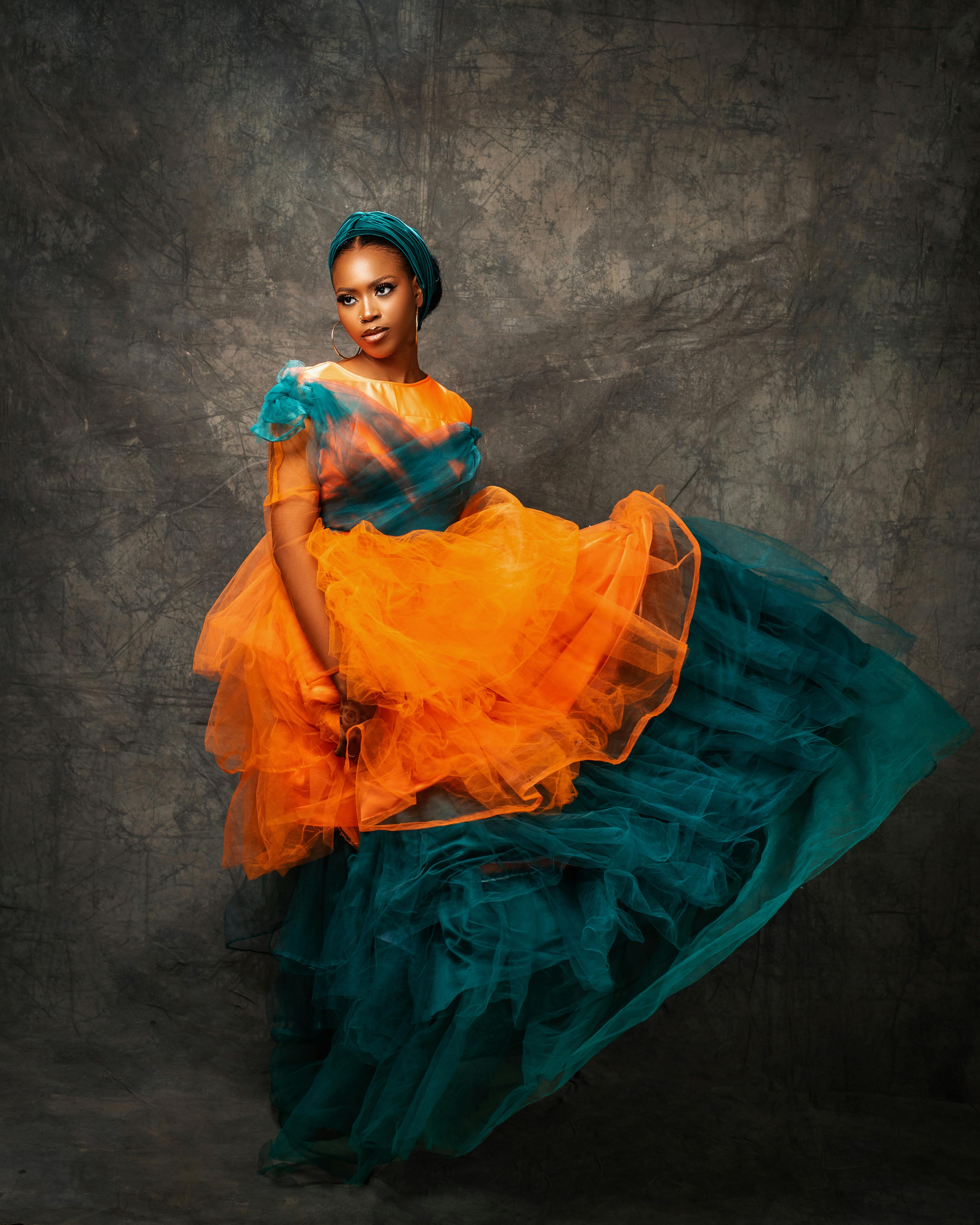 Portrait De Mode Dynamique Avec Une Robe Fluide · Photo gratuite