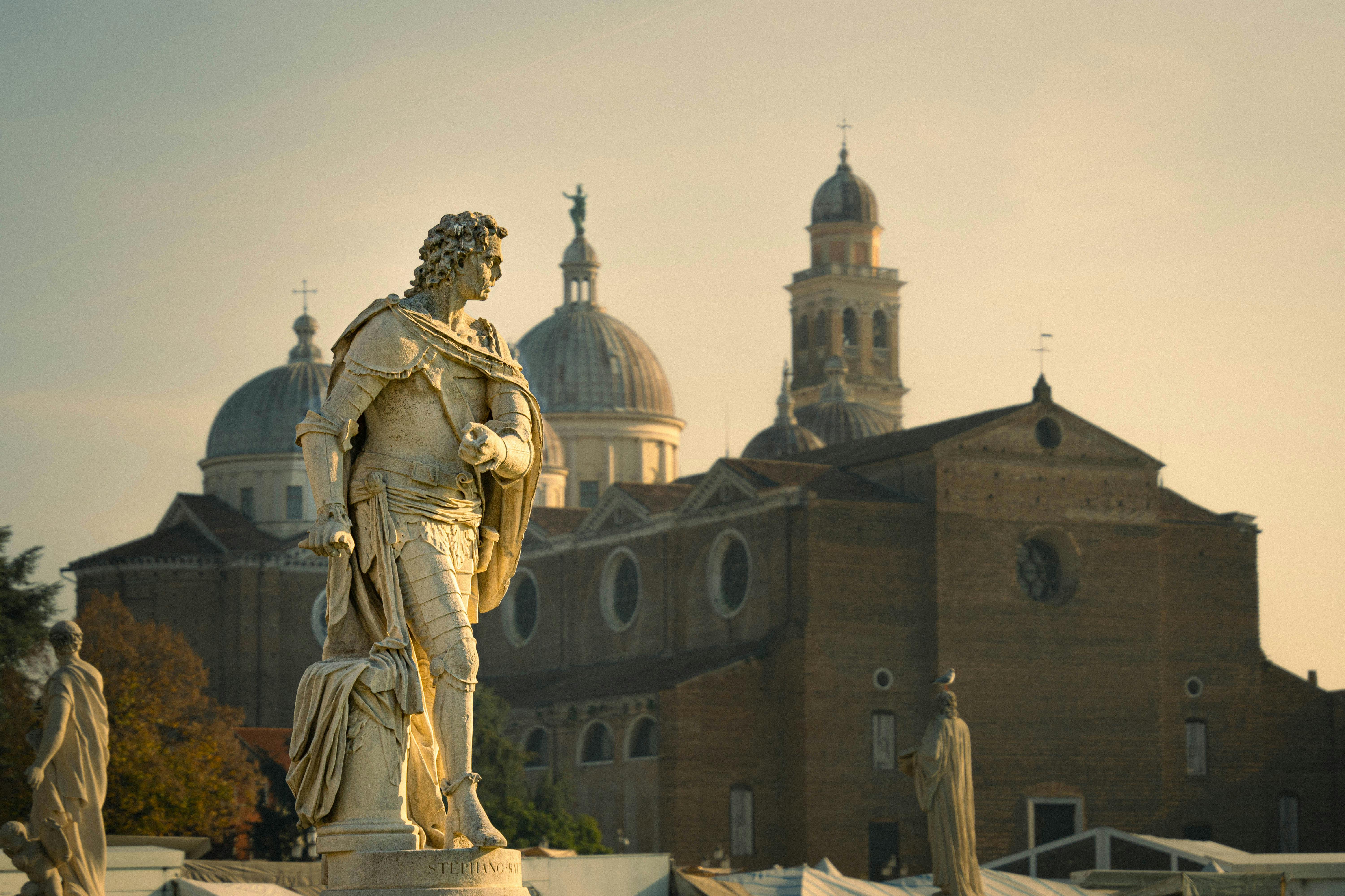 Patung Klasik Dengan Arsitektur Italia Bersejarah · Foto Stok Gratis