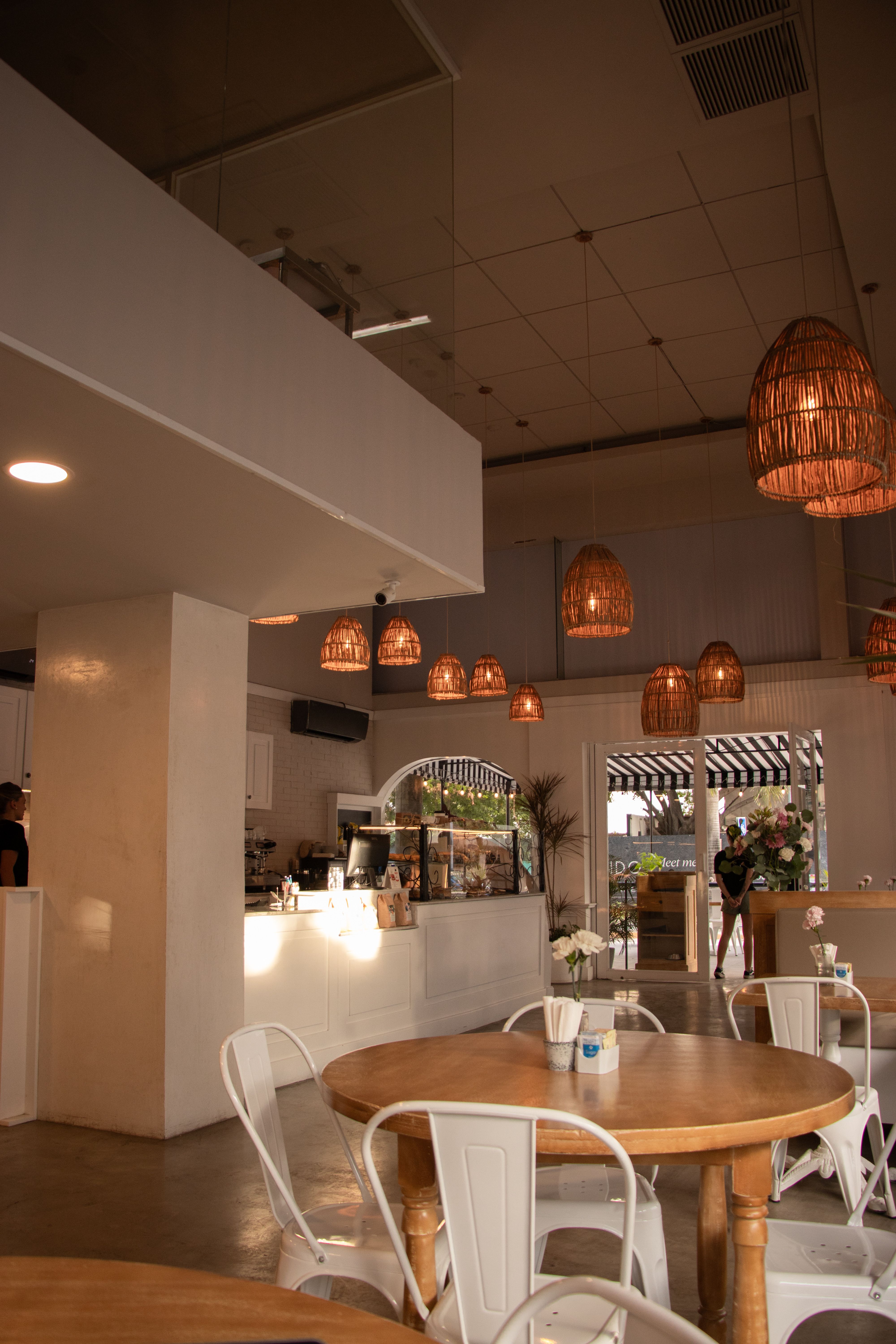 Interior Acogedor De Cafetería Con Iluminación Cálida Y Decoración ...