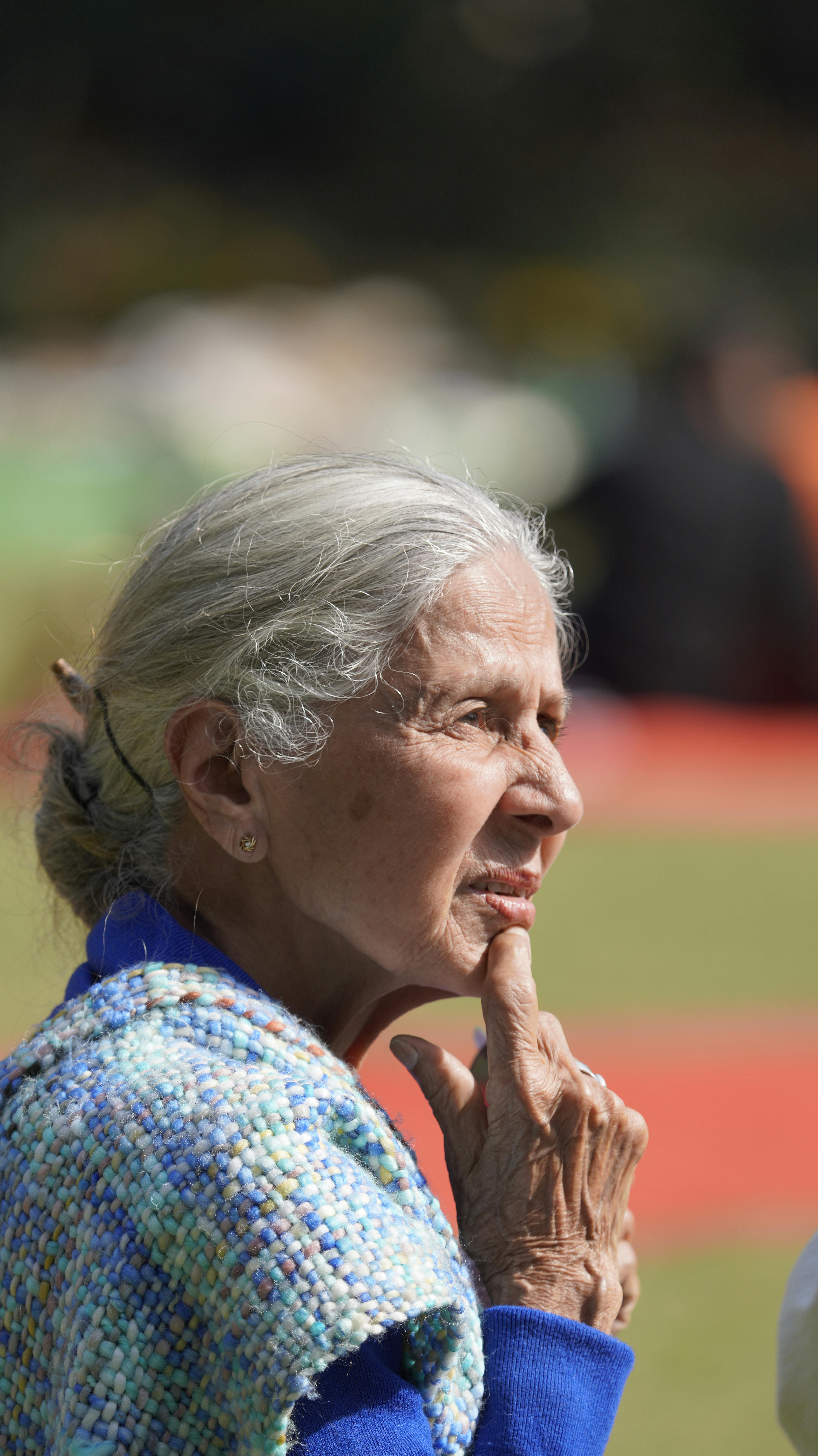 Mature Woman Outdoor Photos, Download The BEST Free Mature Woman ...