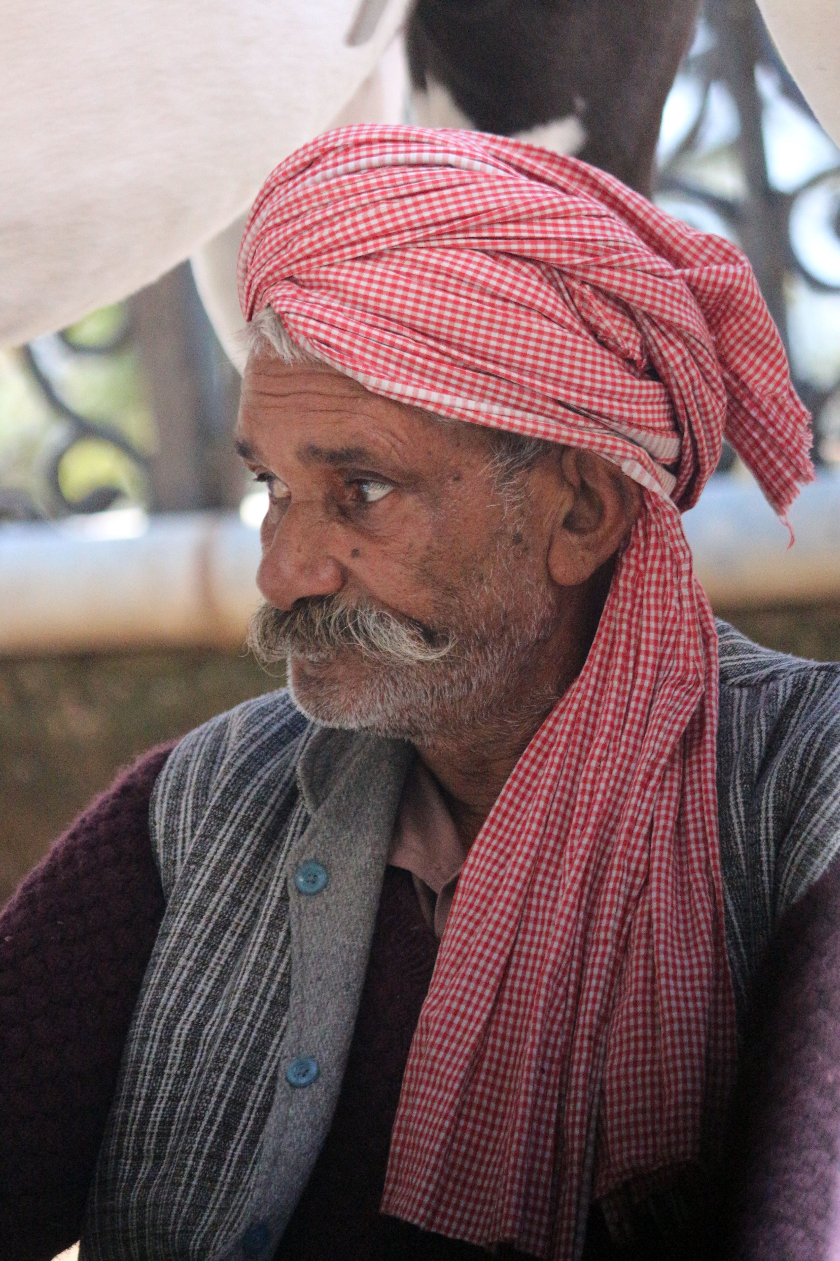 Portrait D'un Homme âgé En Tenue Traditionnelle · Photo gratuite