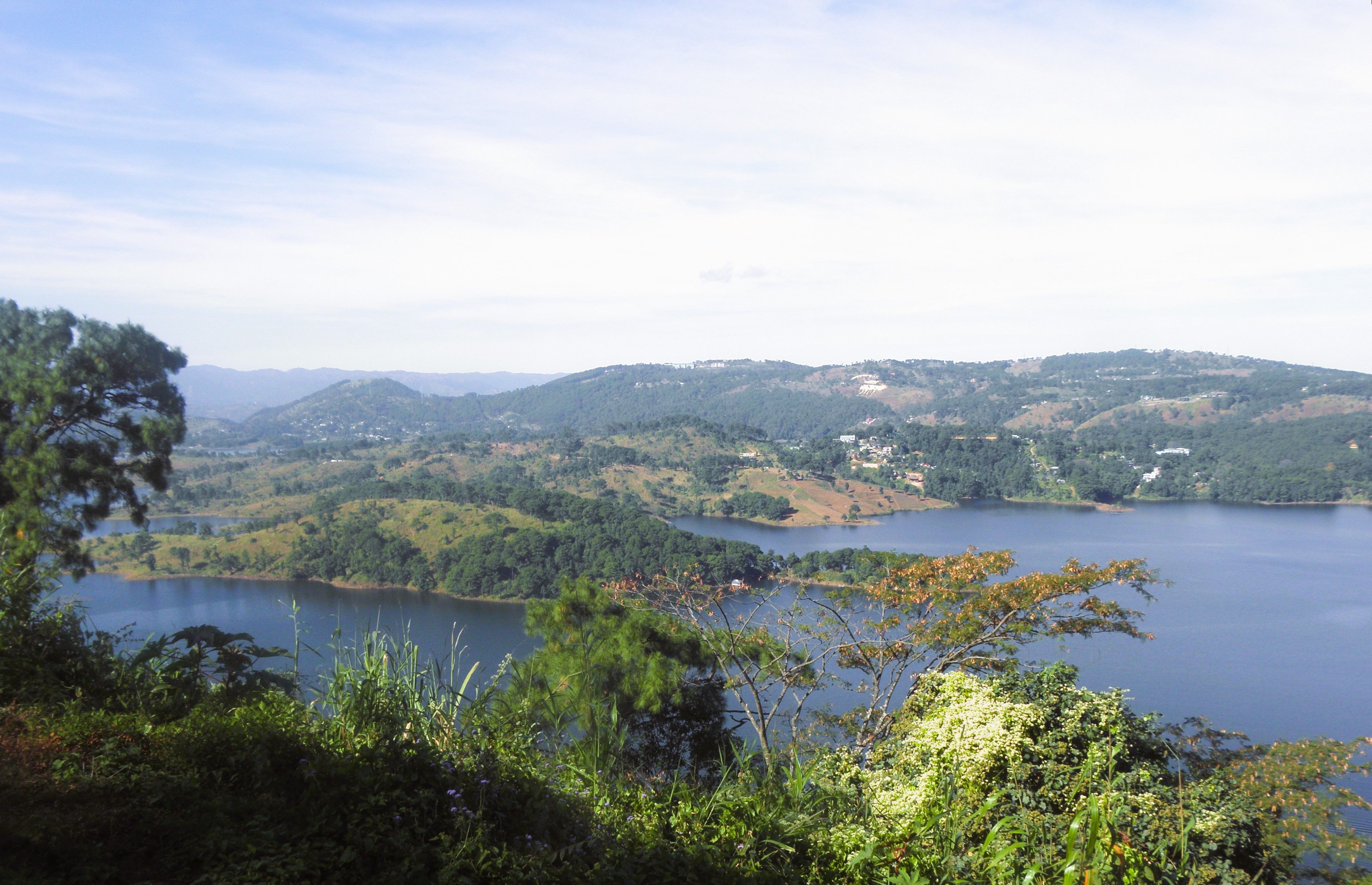 Scenic View of Meghalaya's Lush Hills and Lake · Free Stock Photo