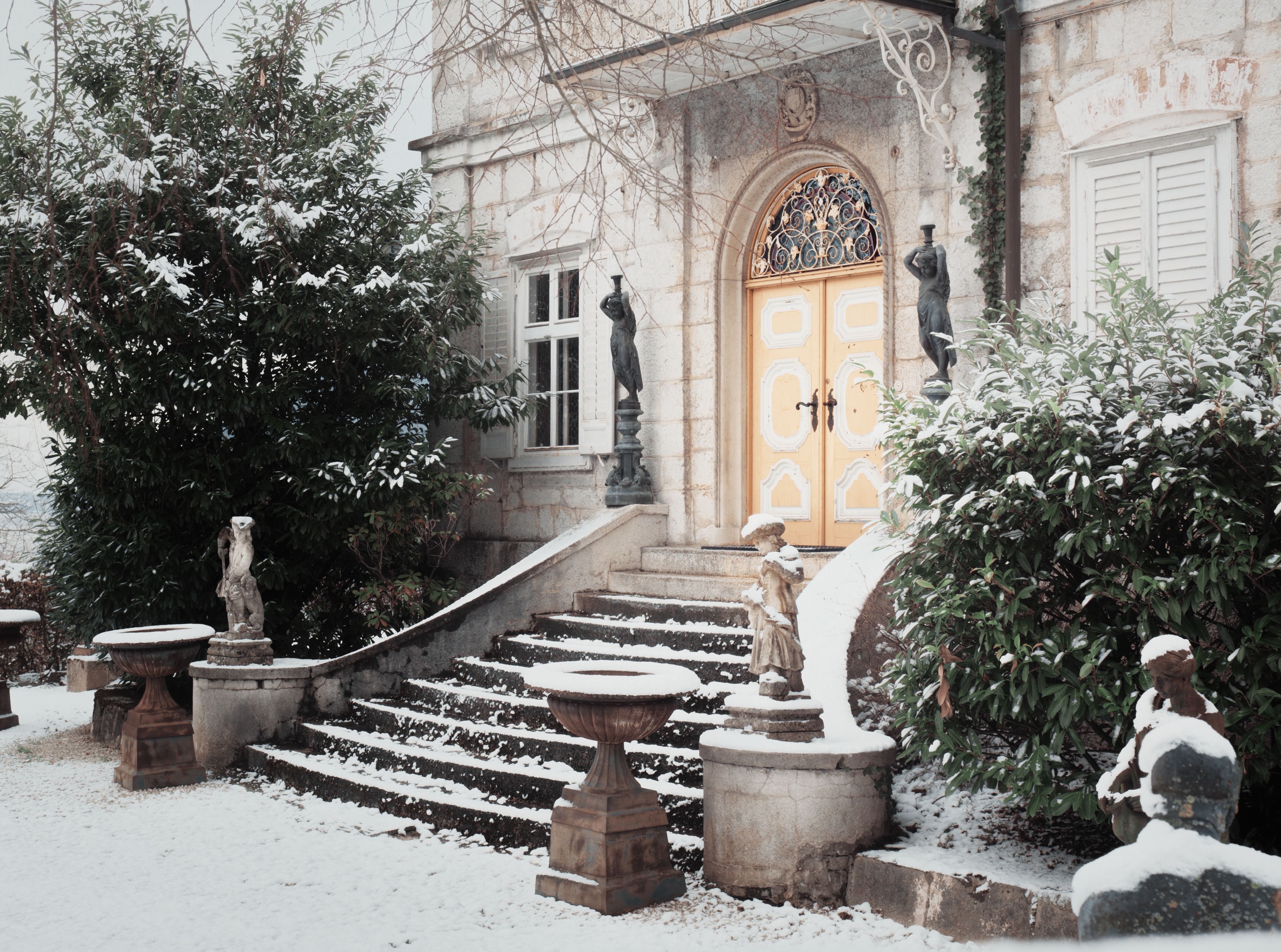 Snow-Covered Mansion Entrance in Traunkirchen · Free Stock Photo