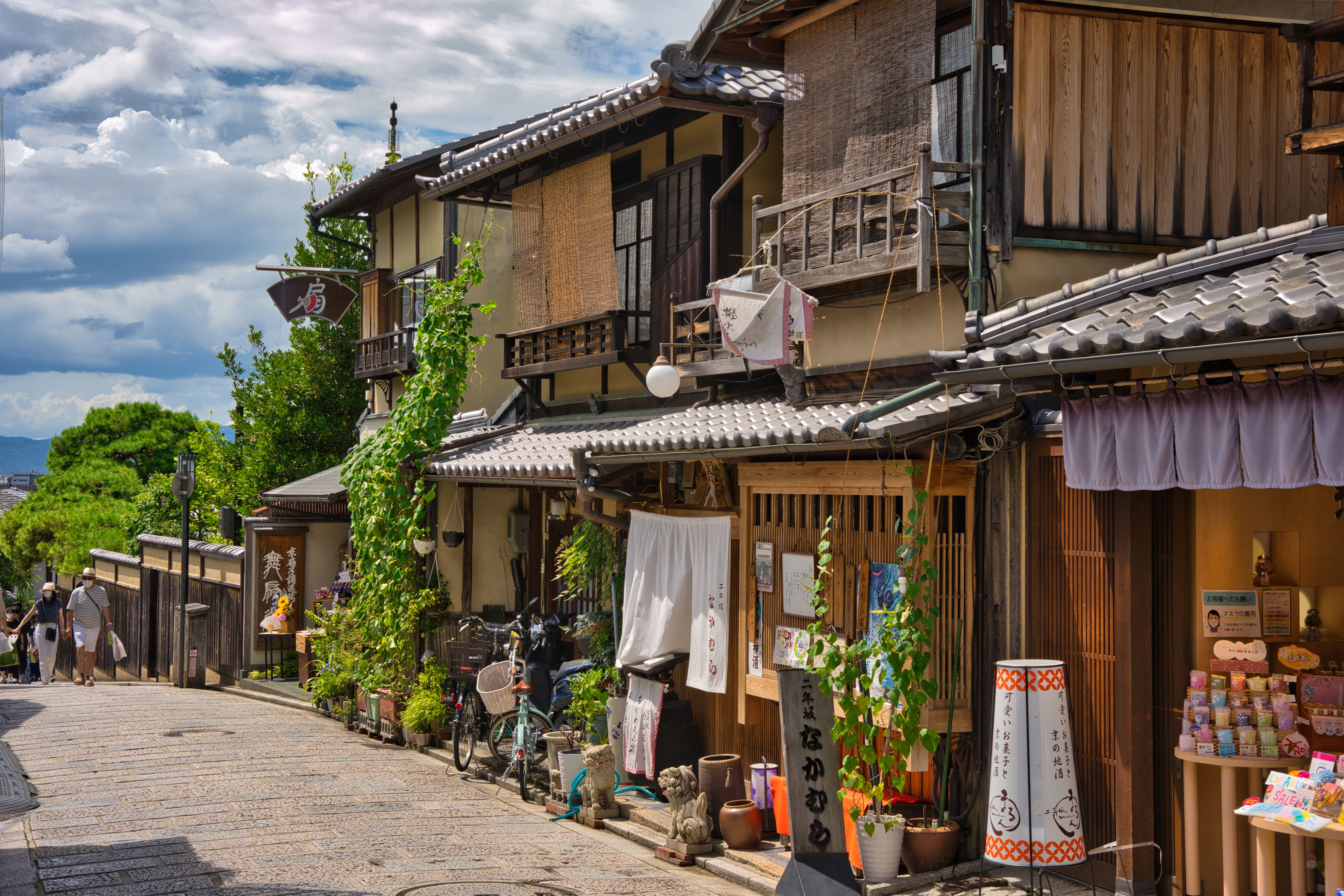Traditional Street Scene in Kyoto, Japan · Free Stock Photo