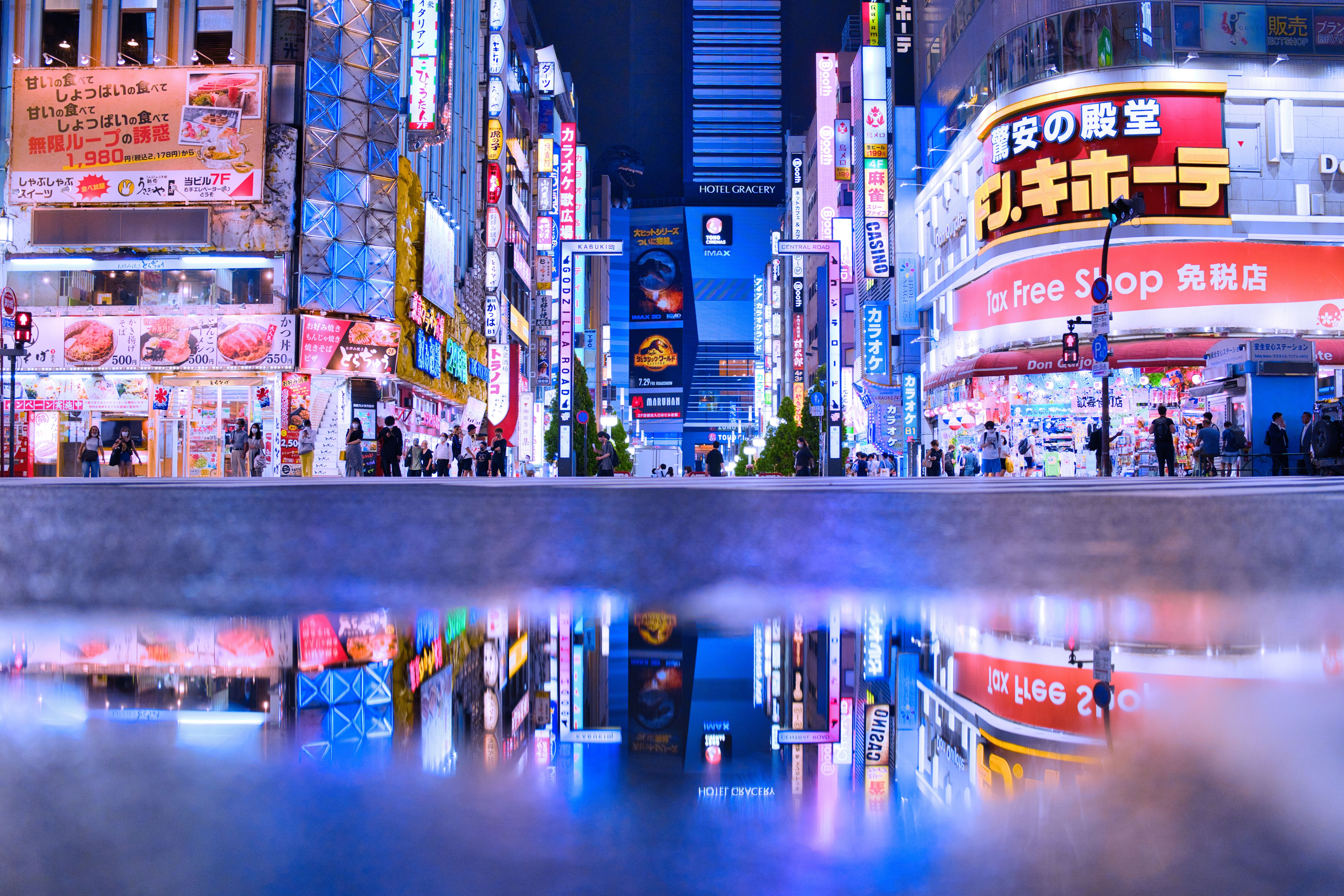Vibrant Nightlife in Shinjuku Tokyo Reflecting City Lights · Free Stock ...