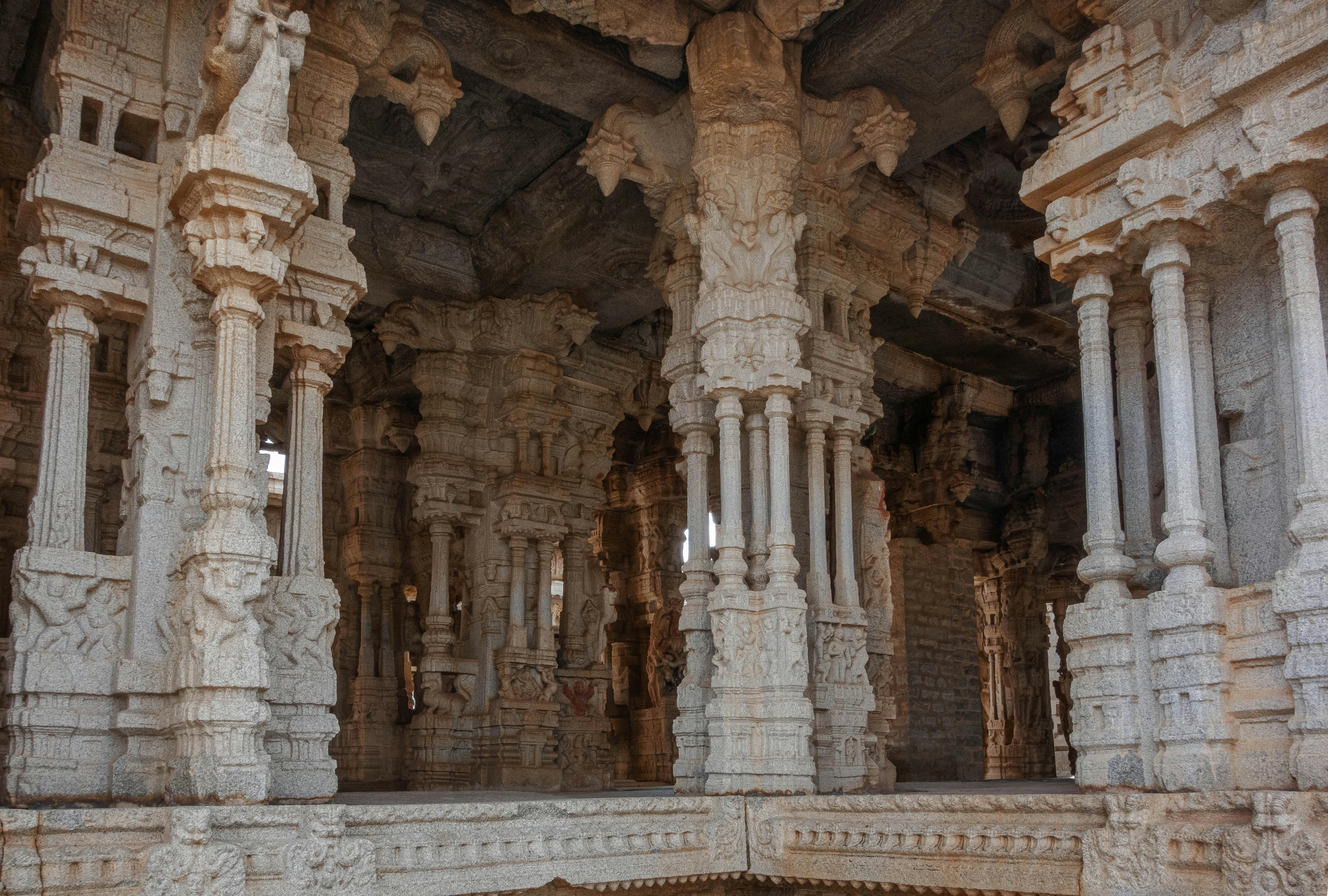 Pilar Batu Rumit Kuil Hampi, India · Foto Stok Gratis