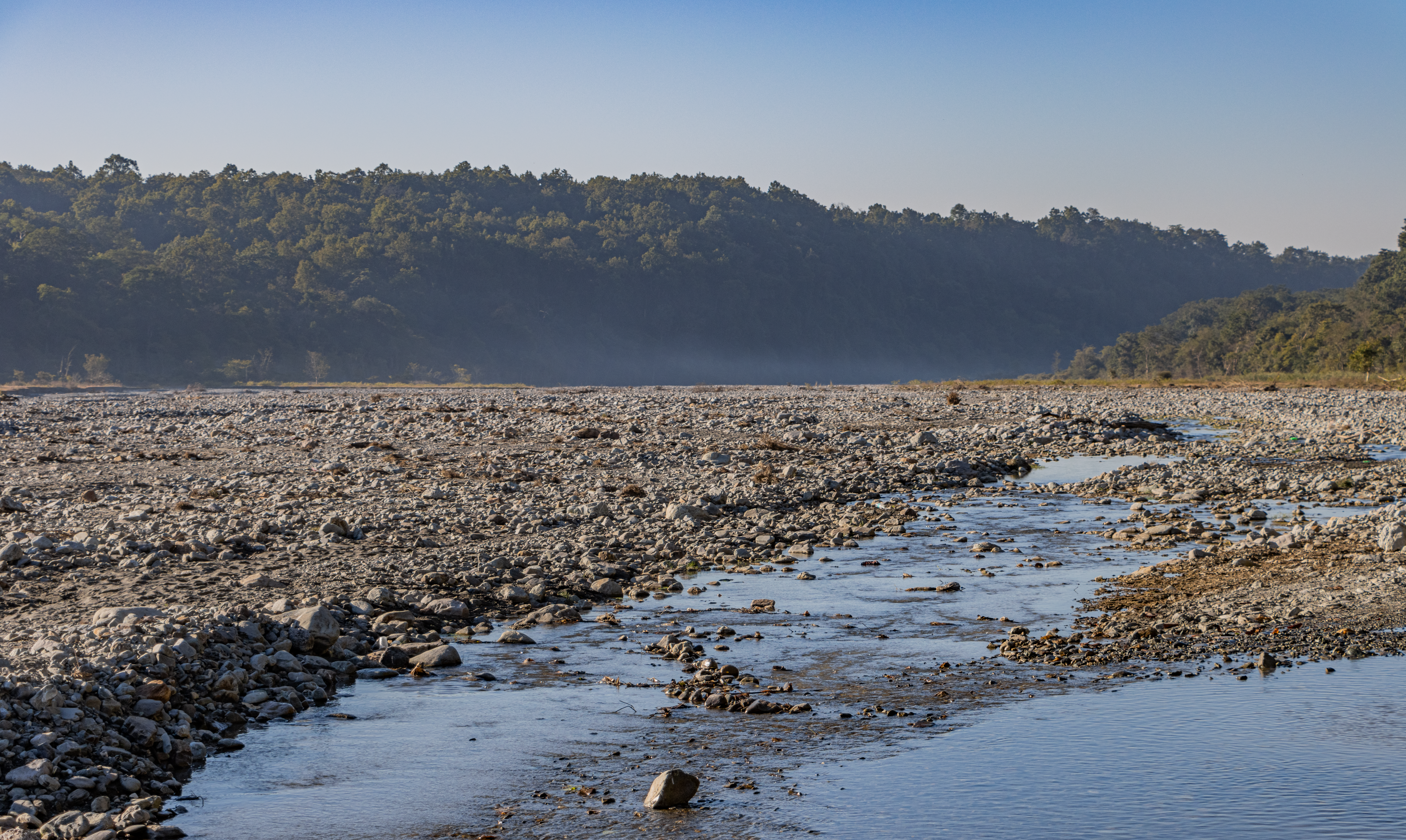 Cauce Rocoso Y Sereno De Un Río En El Paisaje De Uttarakhand · Foto de ...