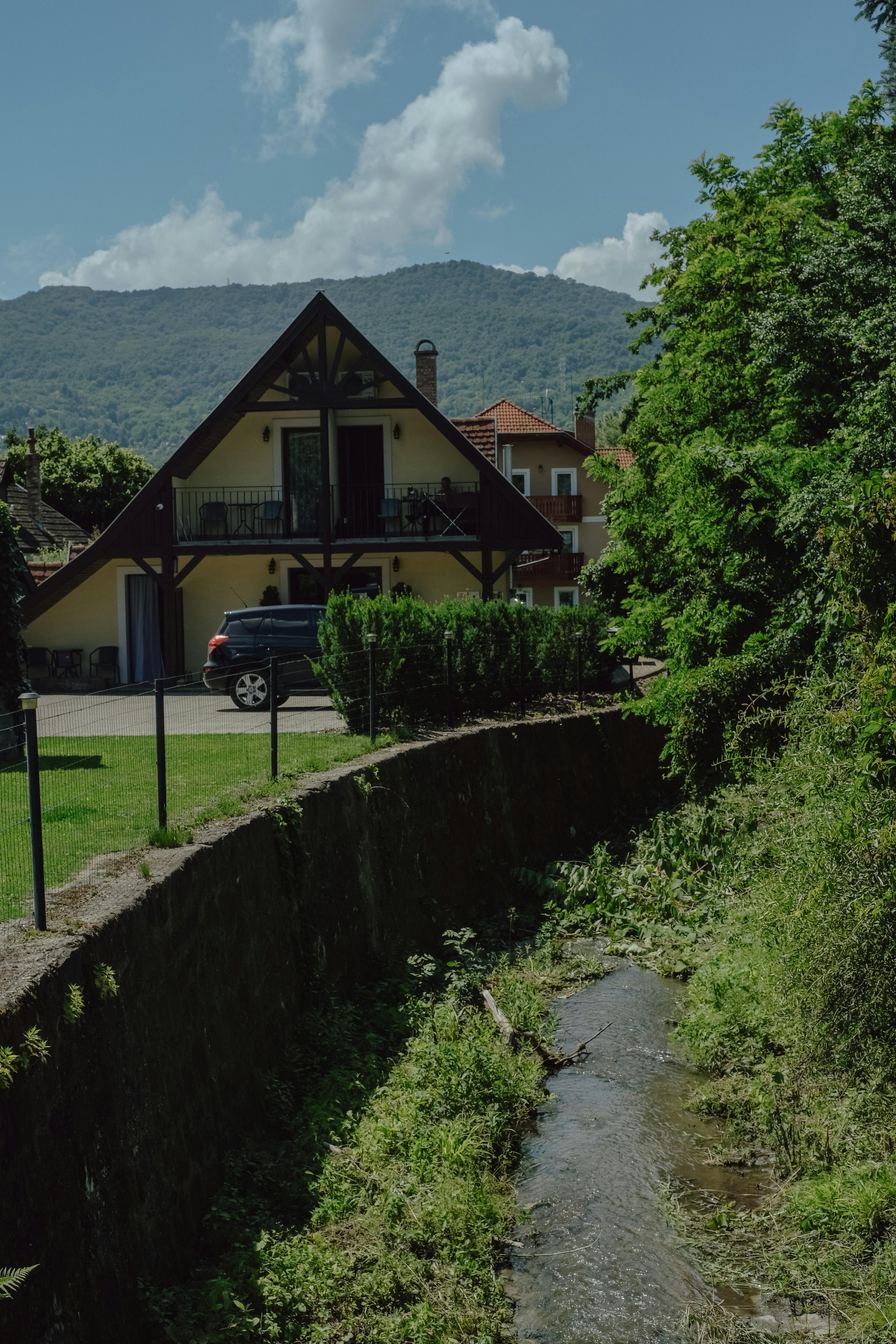 Charming Countryside House with Stream in Summer · Free Stock Photo