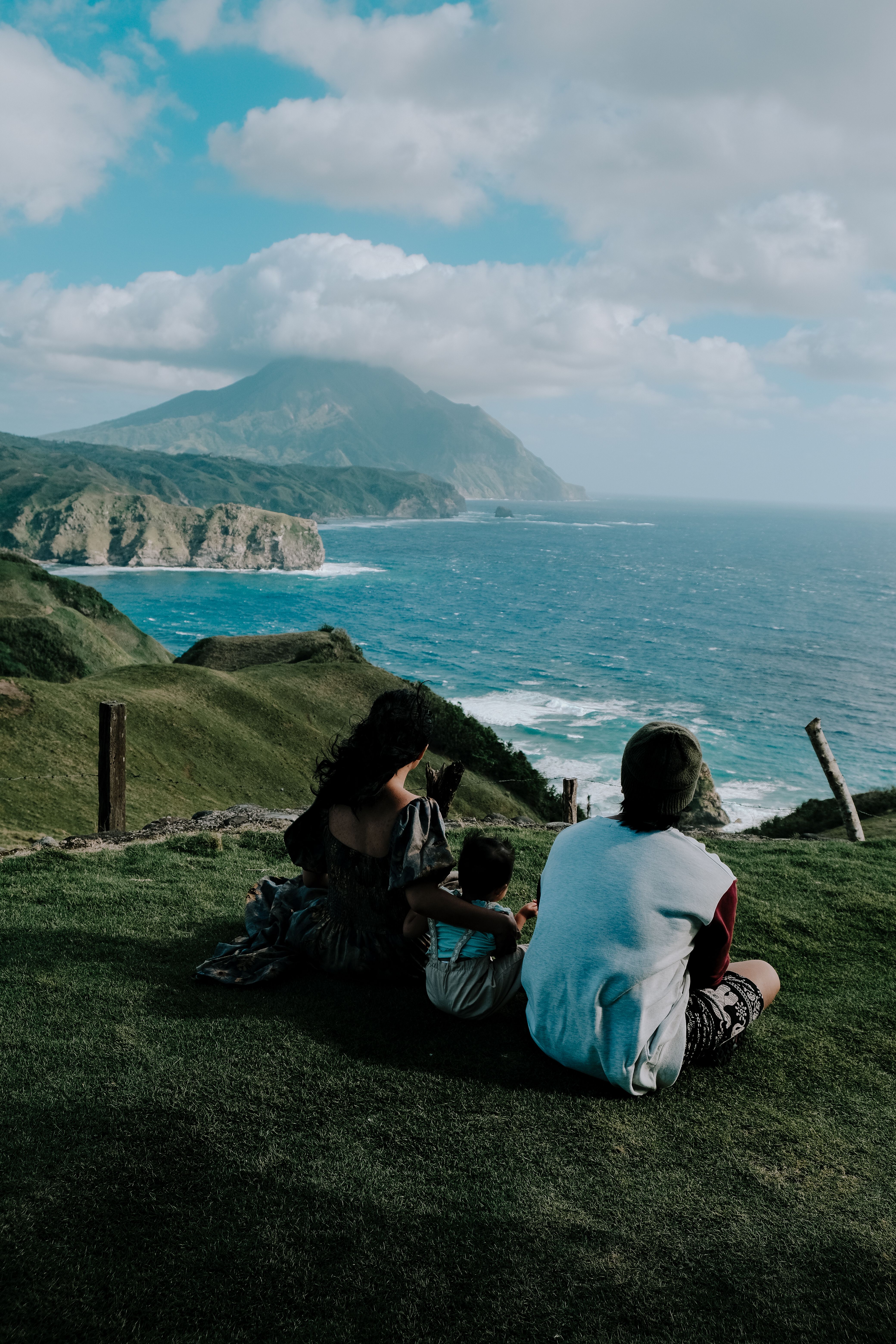 Scenic View of Family Relaxing in Batangas · Free Stock Photo